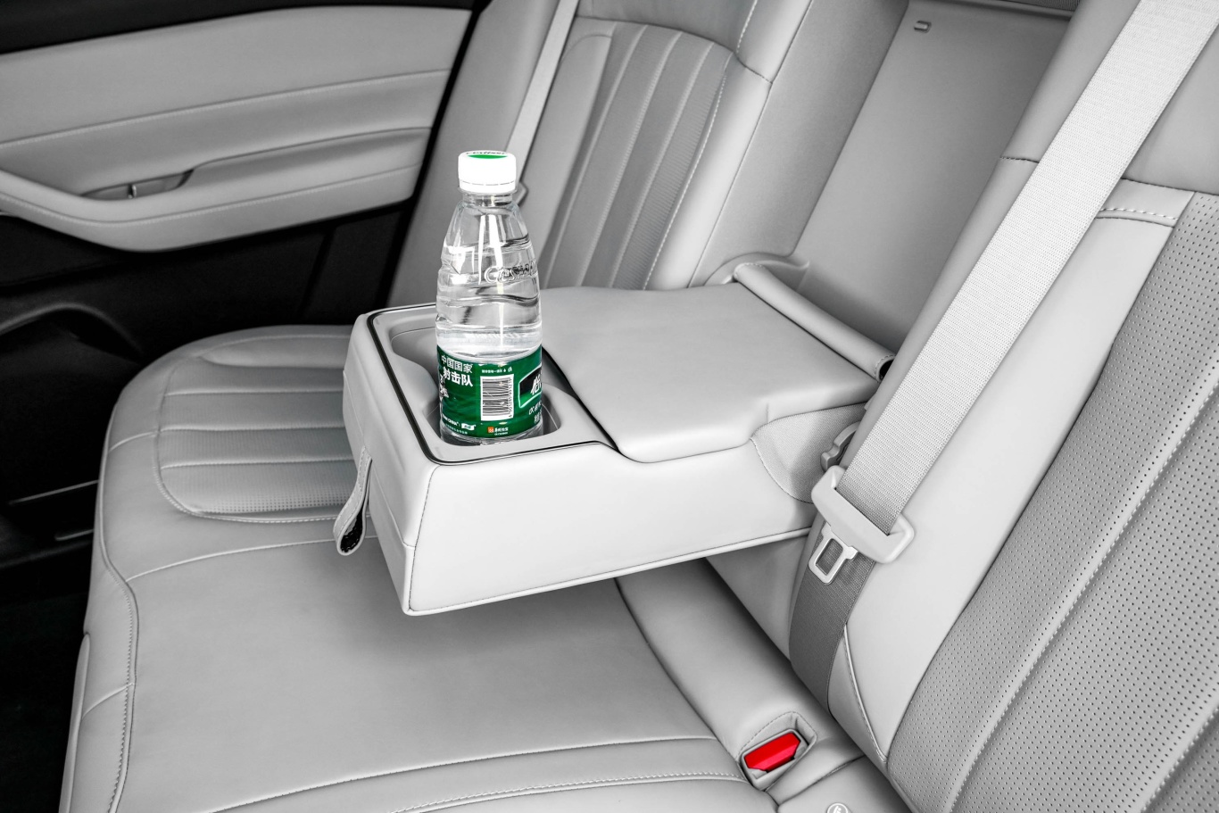 【蔚来ES6490km 75kWh后排(第二排)杯架图片-汽车图片大全】-易车