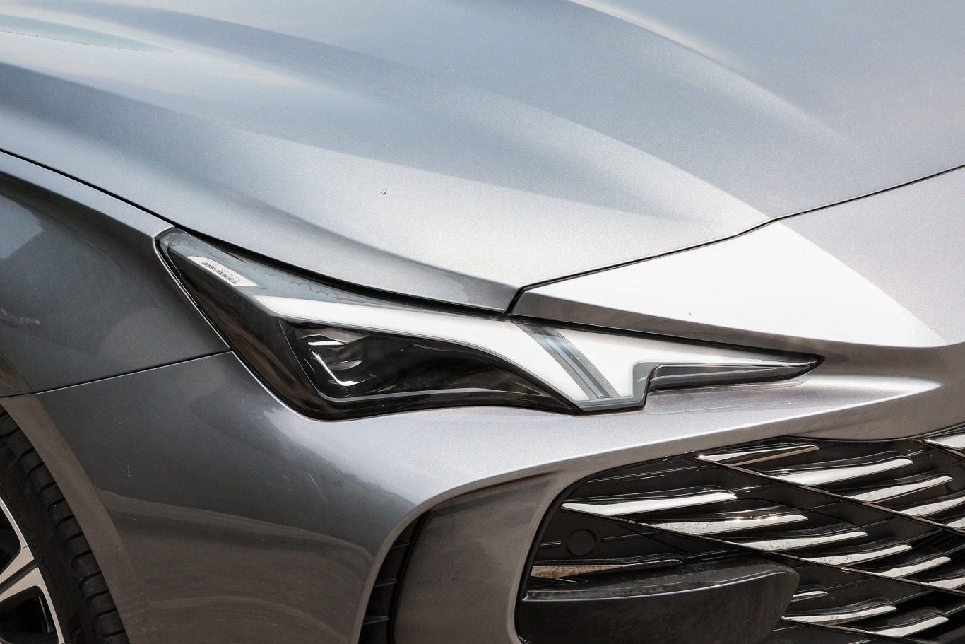 【MG72.0T 自动猎美奢享版大灯侧45度俯拍图片-汽车图片大全】-易车