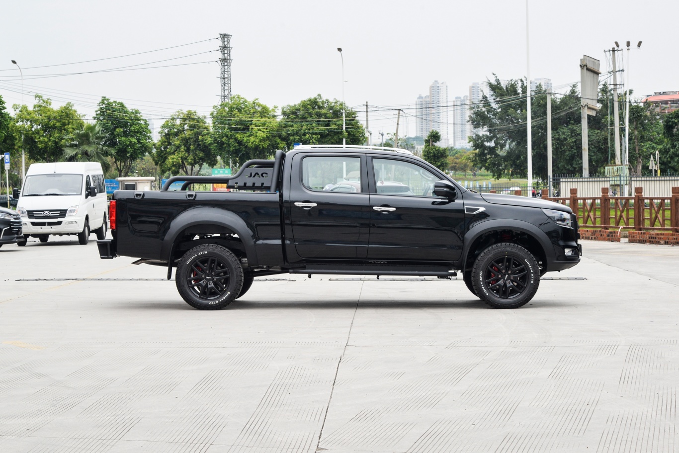 【江淮T8PRO 2.0T 手动四驱大双黑曜版 柴油正侧车头向右水平图片-汽车图片大全】-易车