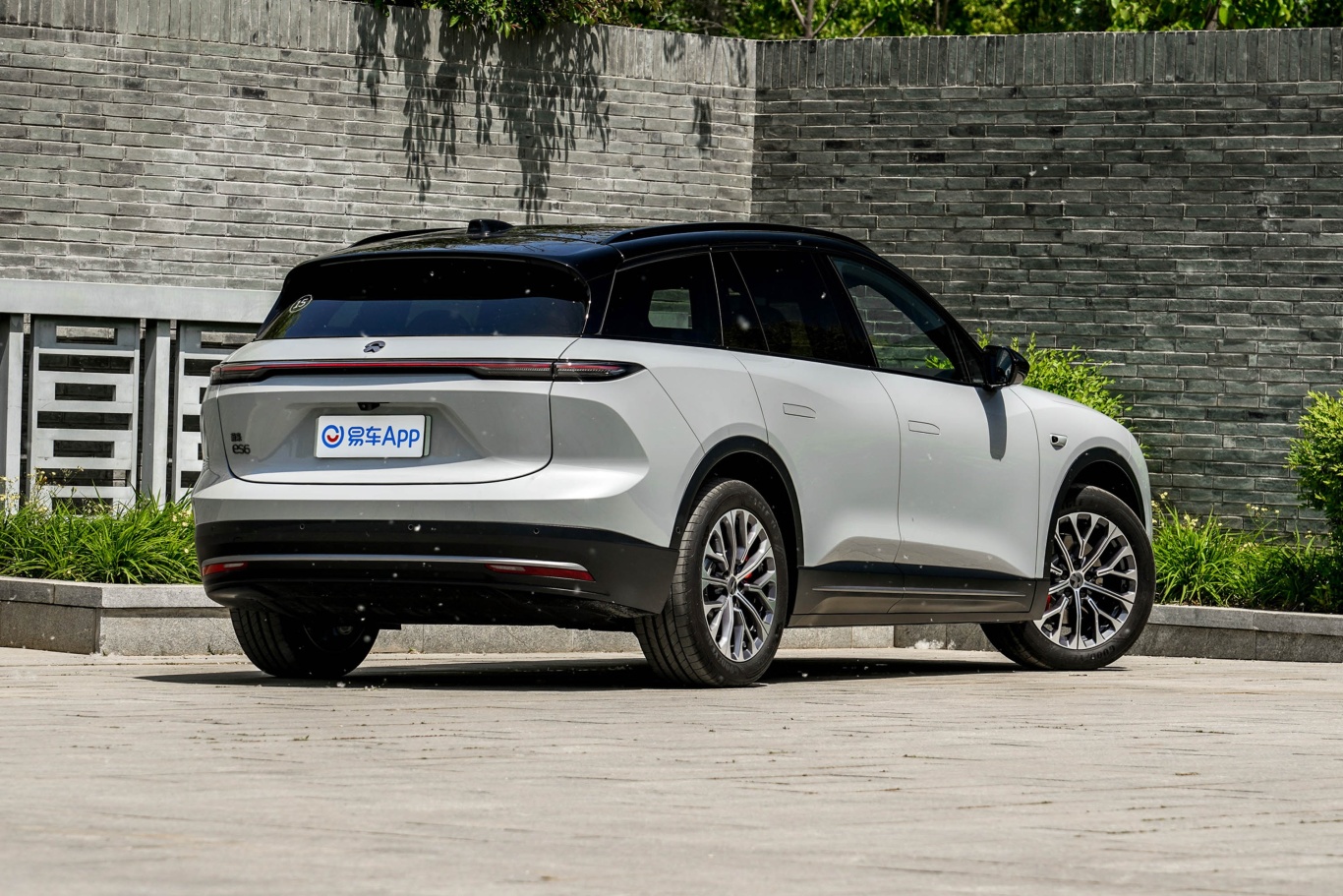 【蔚来ES6490km 75kWh侧后45度车头向右水平图片-汽车图片大全】-易车