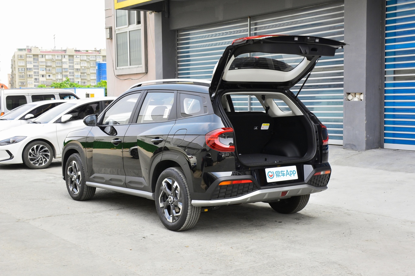 【现代ix35沐飒 2.0L LUX尊贵版后备厢开启45度侧拍图片-汽车图片大全】-易车