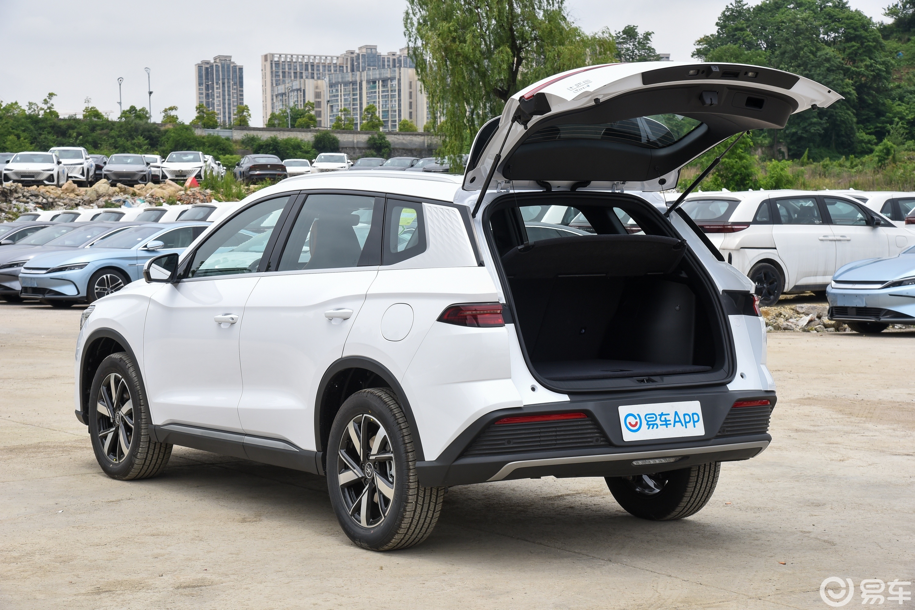 【宋Pro新能源DM-i 冠军版 1.5L 110km 超越型后备厢开启45度侧拍图片-汽车图片大全】-易车