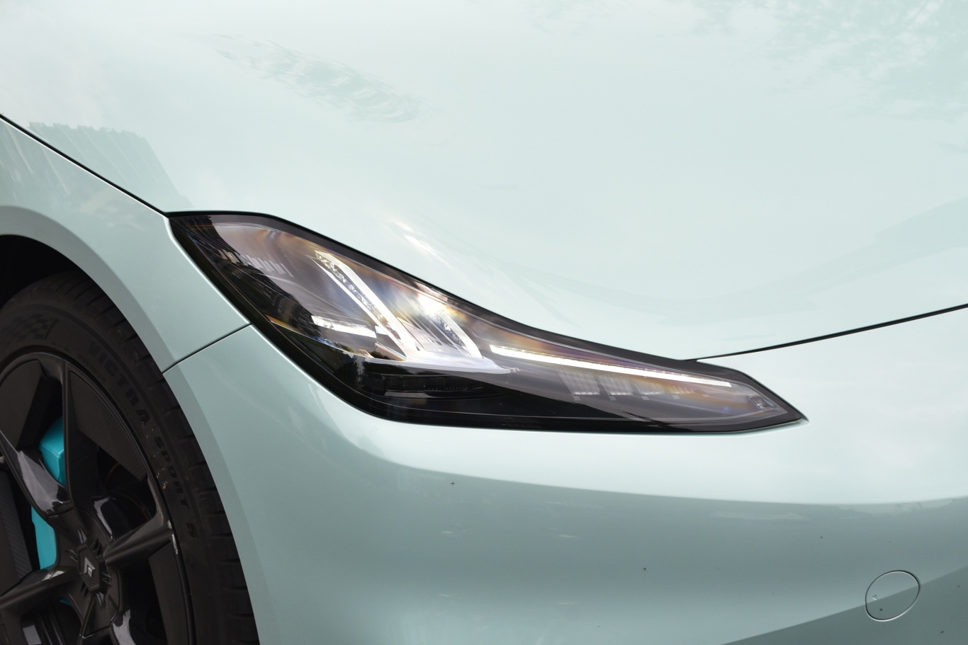 【昊铂GT710km 超充版大灯侧45度俯拍图片-汽车图片大全】-易车