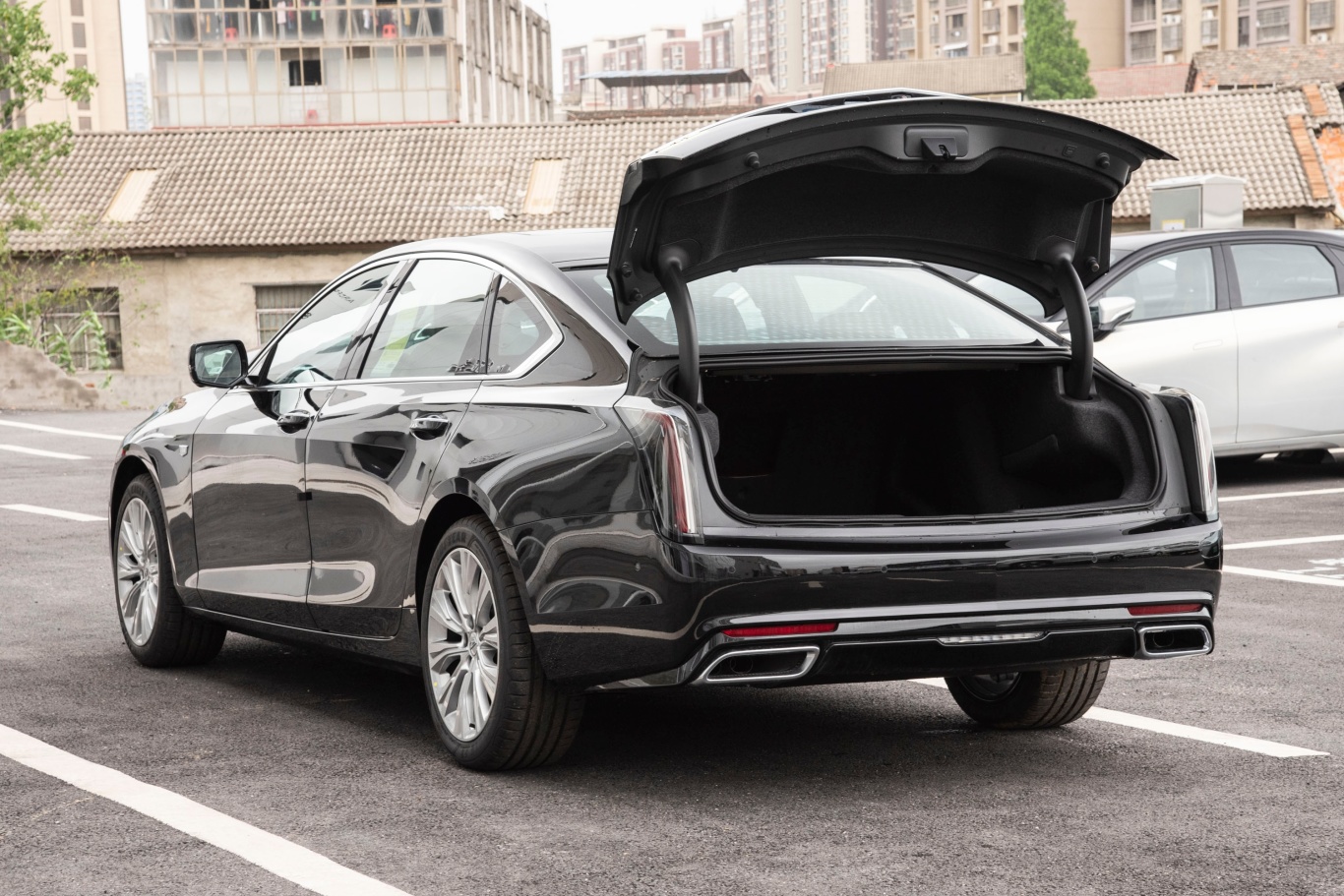 【凯迪拉克CT628T 铂金型后备厢开启45度侧拍图片-汽车图片大全】-易车