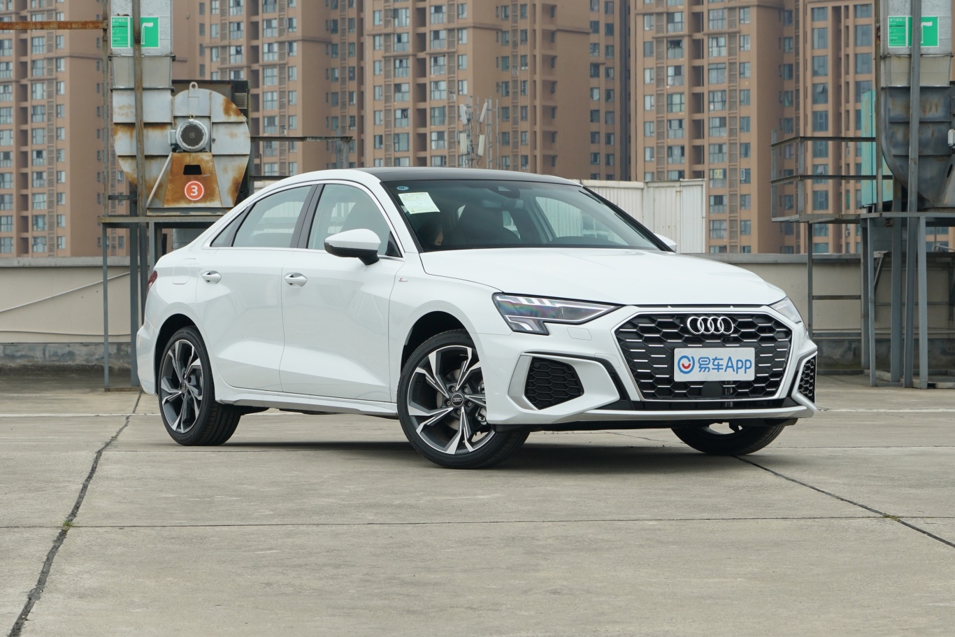 【奥迪A3改款 A3L Limousine 35 TFSI 豪华运动型侧前45度车头向右水平图片-汽车图片大全】-易车