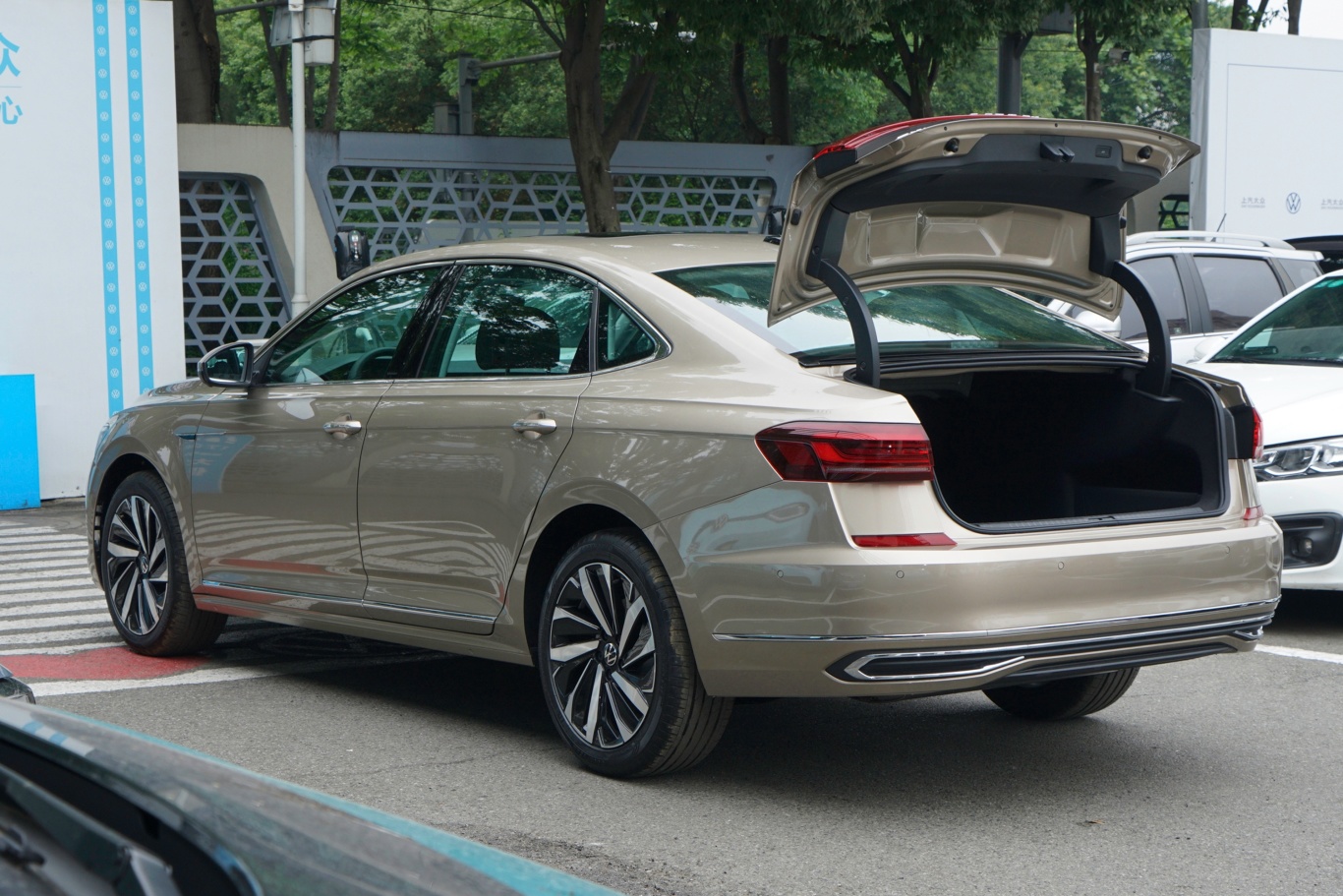 【帕萨特改款 330TSI 豪华版后备厢开启45度侧拍图片-汽车图片大全】-易车