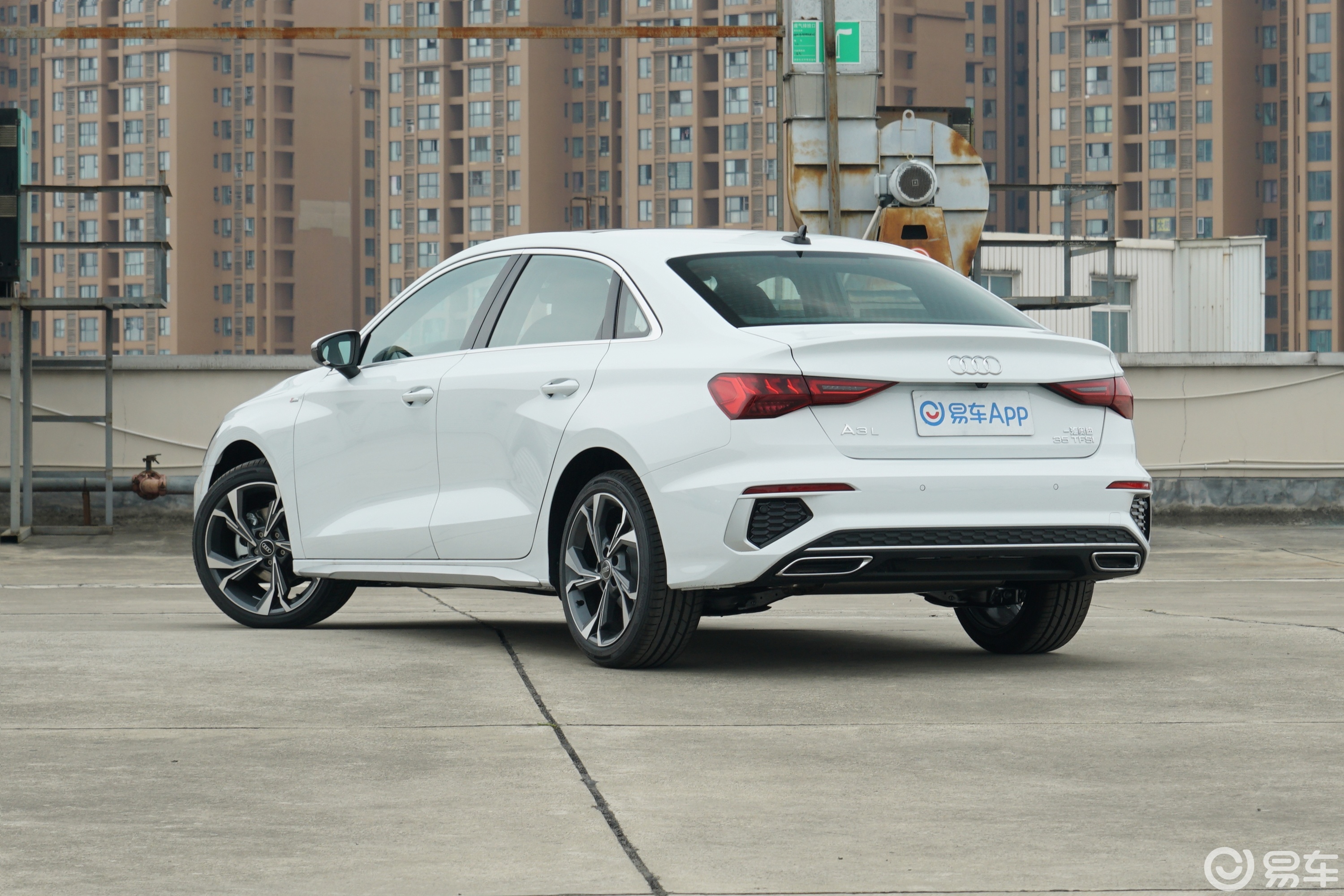 【奥迪A3改款 A3L Limousine 35 TFSI 豪华运动型侧后45度车头向左水平图片-汽车图片大全】-易车