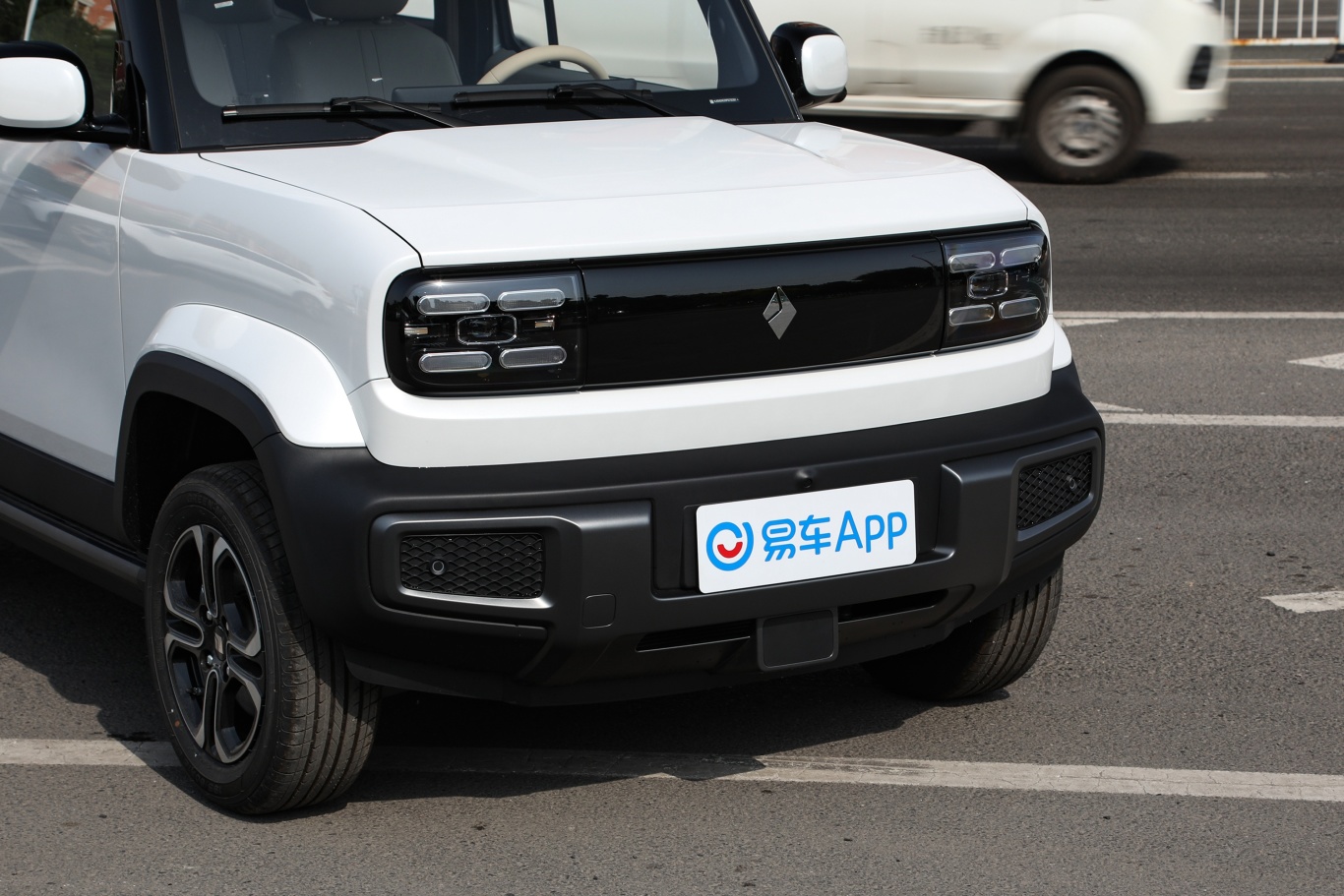 【宝骏悦也303km 旗舰版前格栅侧俯拍图片-汽车图片大全】-易车