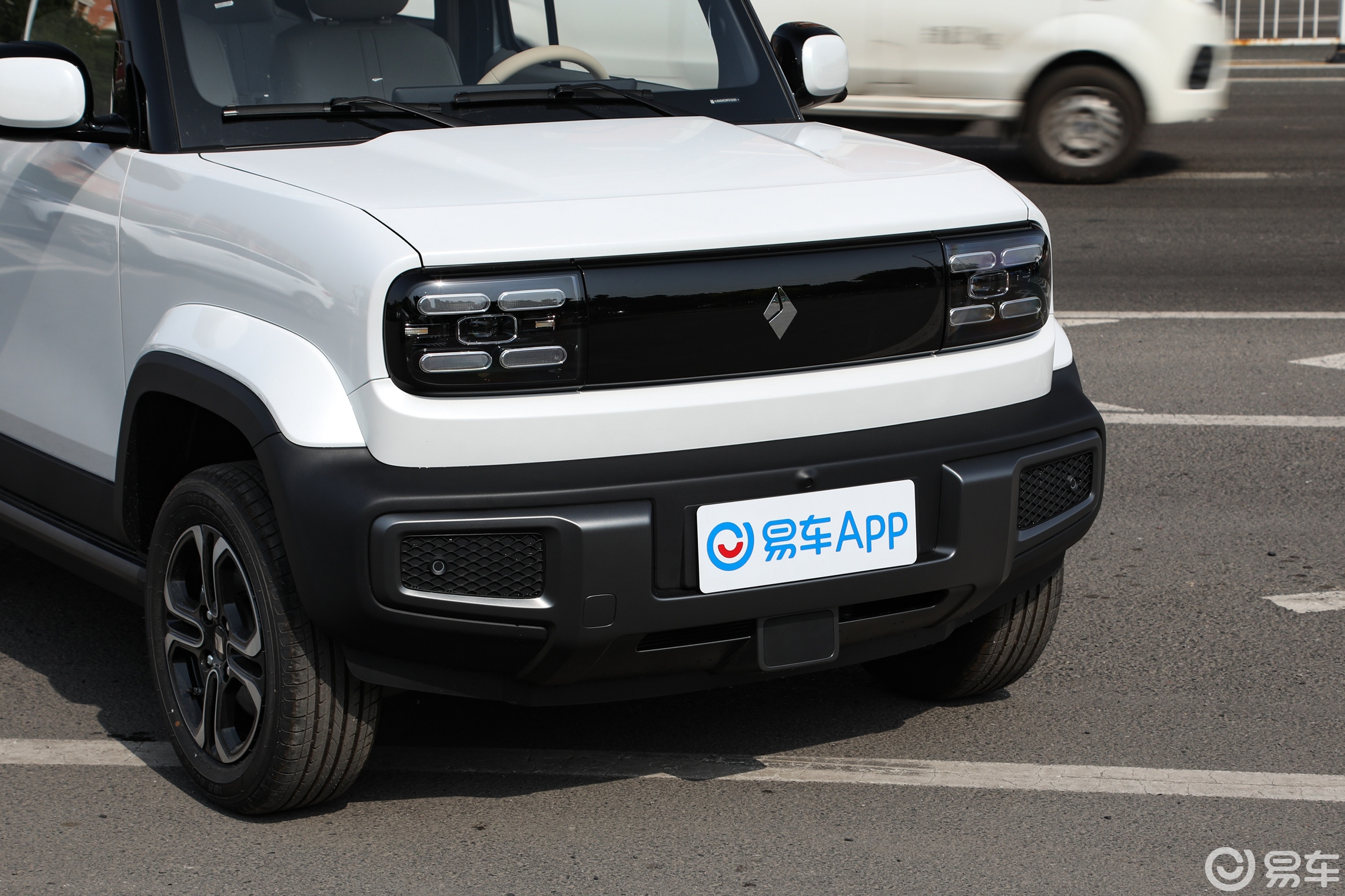 【宝骏悦也303km 旗舰版前格栅侧俯拍图片-汽车图片大全】-易车