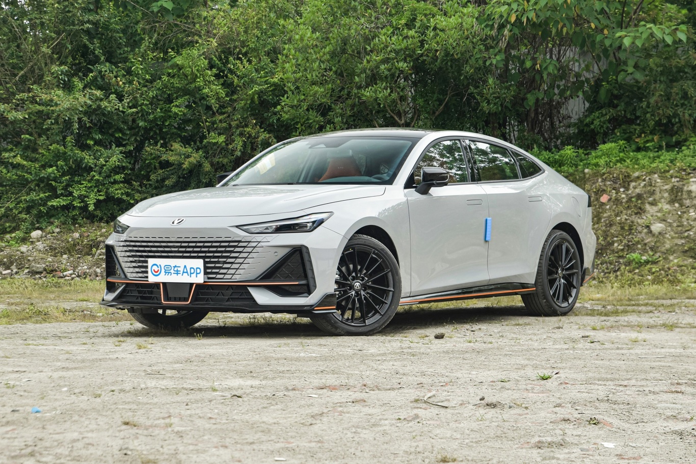 【长安UNI-V1.5T 运动版侧前45度车头向左水平图片-汽车图片大全】-易车