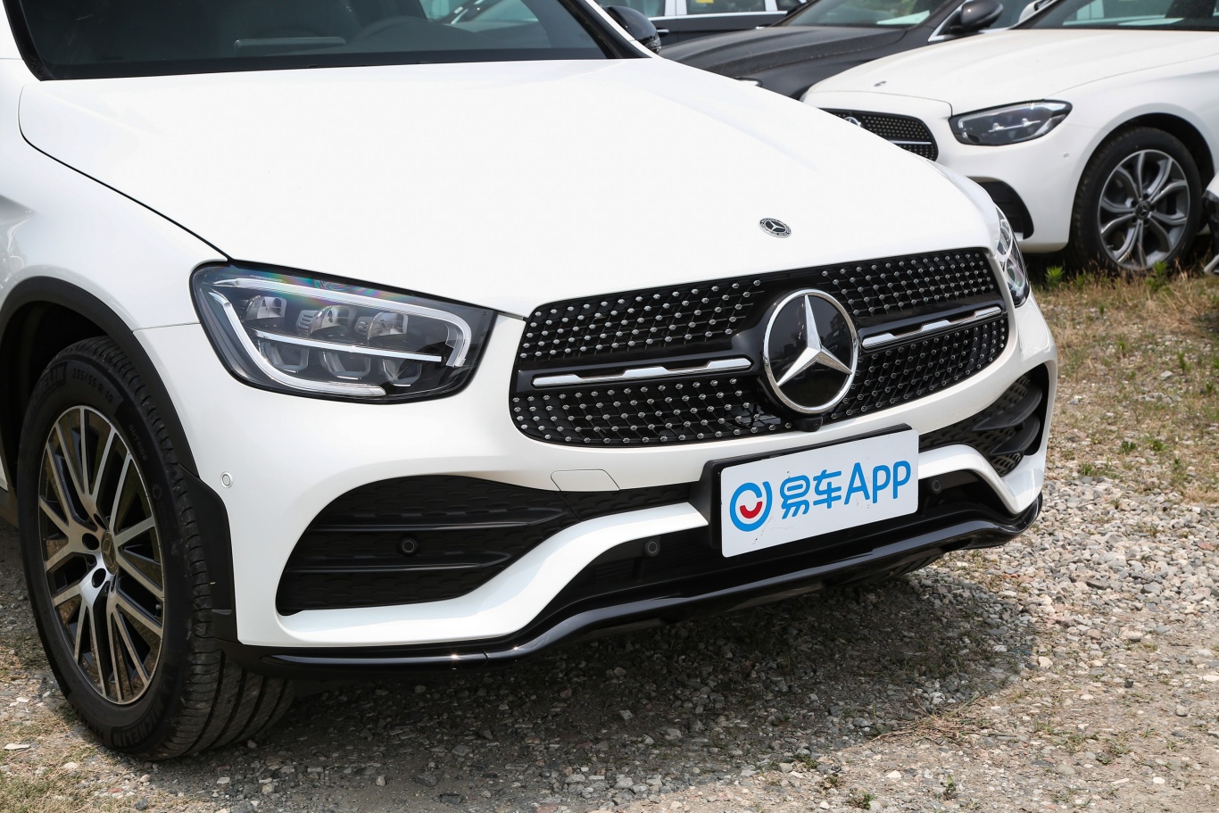 【奔驰GLC轿跑改款 GLC 260 4MATIC 轿跑SUV前格栅侧俯拍图片-汽车图片大全】-易车