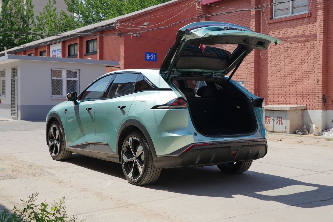 【深蓝S07S7 纯电版 620km 620Max后备厢开启45度侧拍图片-汽车图片大全】-易车