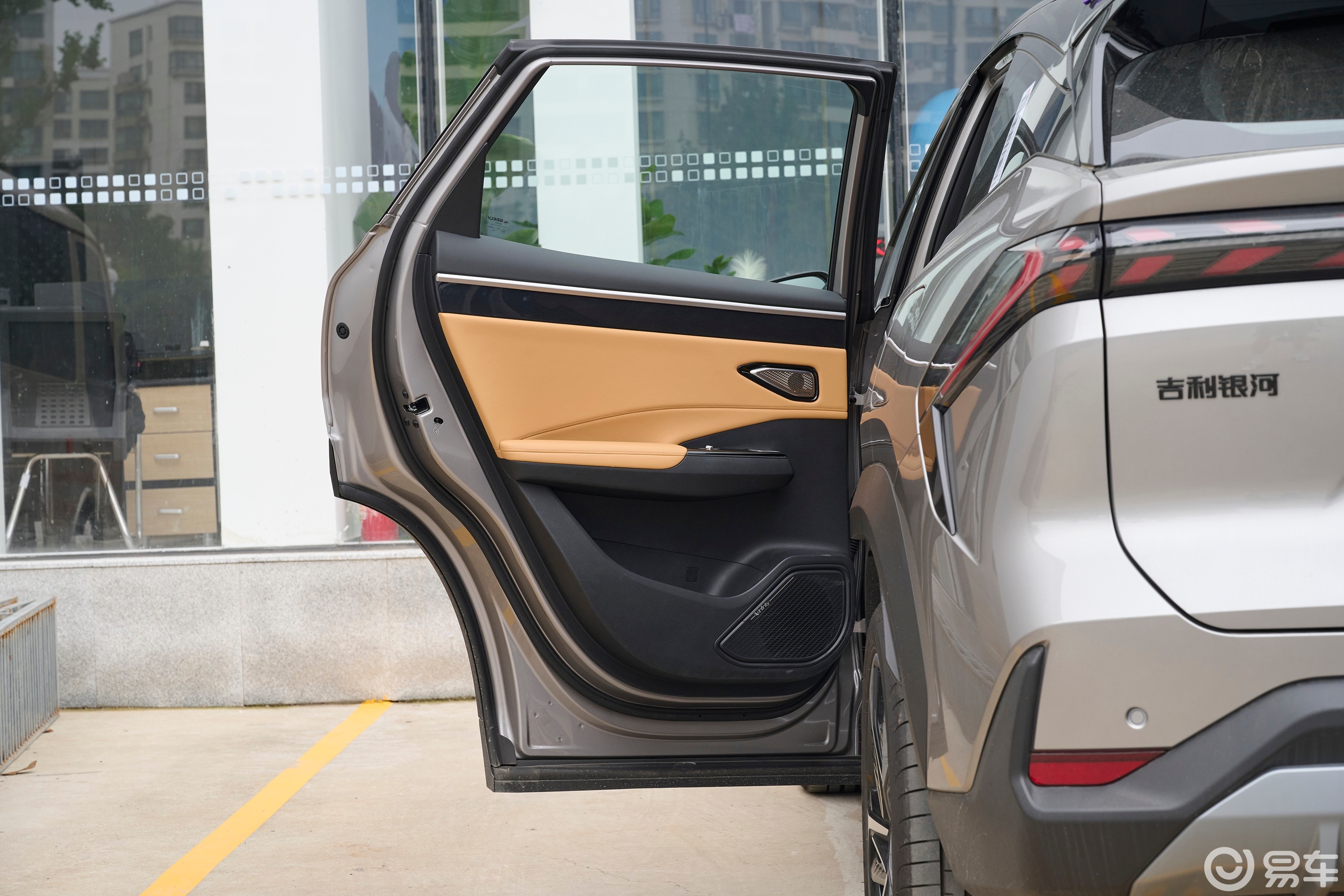 【银河L71.5T 115km 星舰驾驶员侧后车门图片-汽车图片大全】-易车