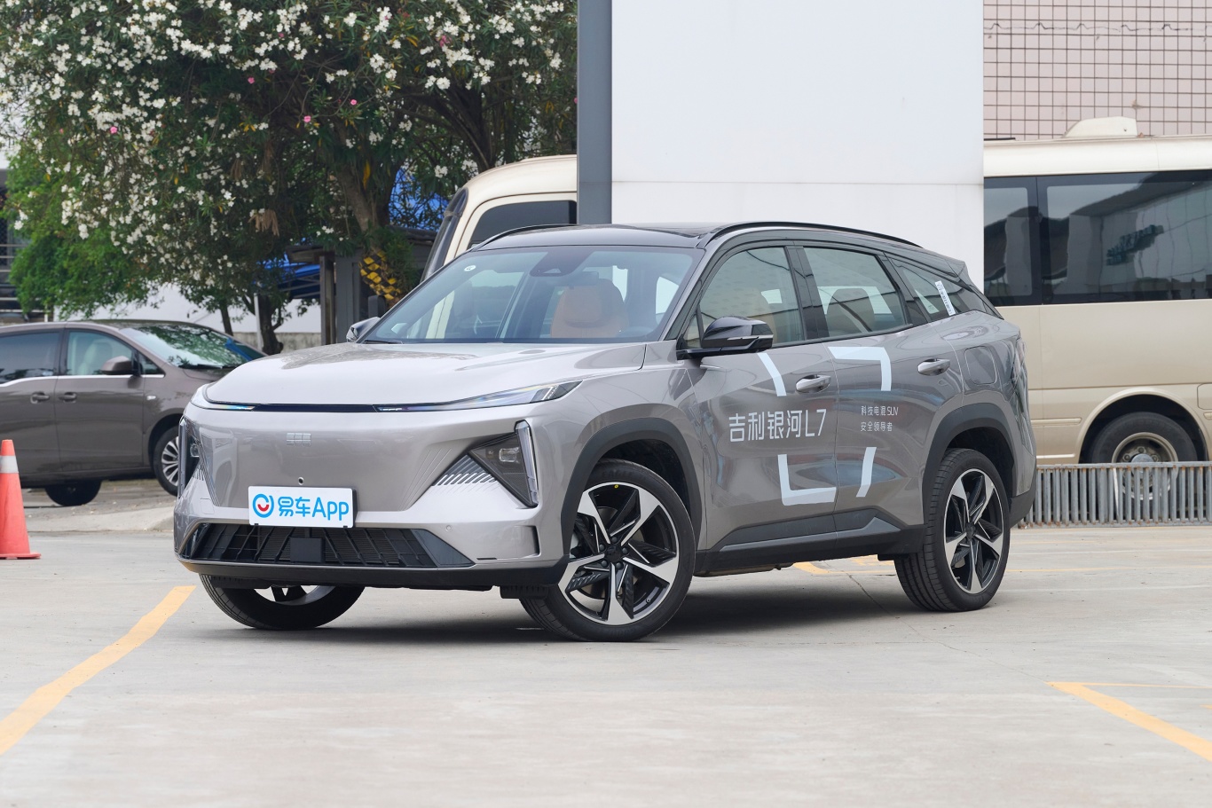 【银河L71.5T 115km 星舰侧前45度车头向左水平图片-汽车图片大全】-易车