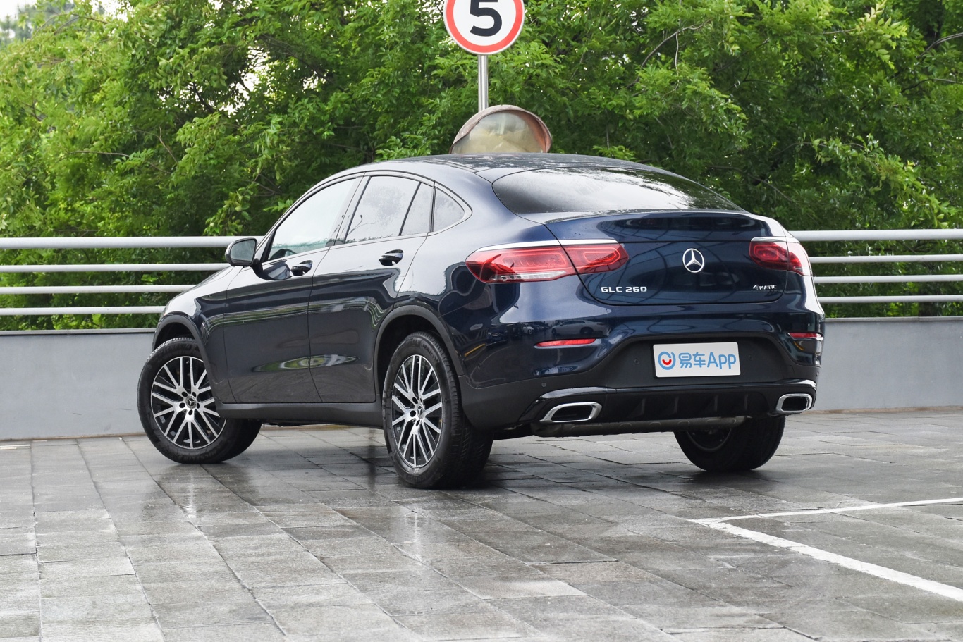 【奔驰GLC轿跑改款 GLC 260 4MATIC 轿跑SUV侧后45度车头向左水平图片-汽车图片大全】-易车