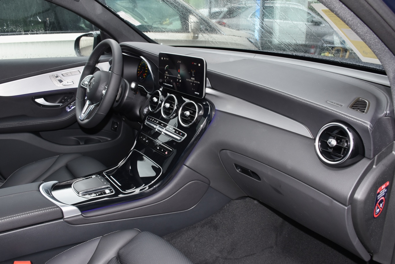 【奔驰GLC轿跑改款 GLC 260 4MATIC 轿跑SUV内饰全景副驾驶员方向图片-汽车图片大全】-易车