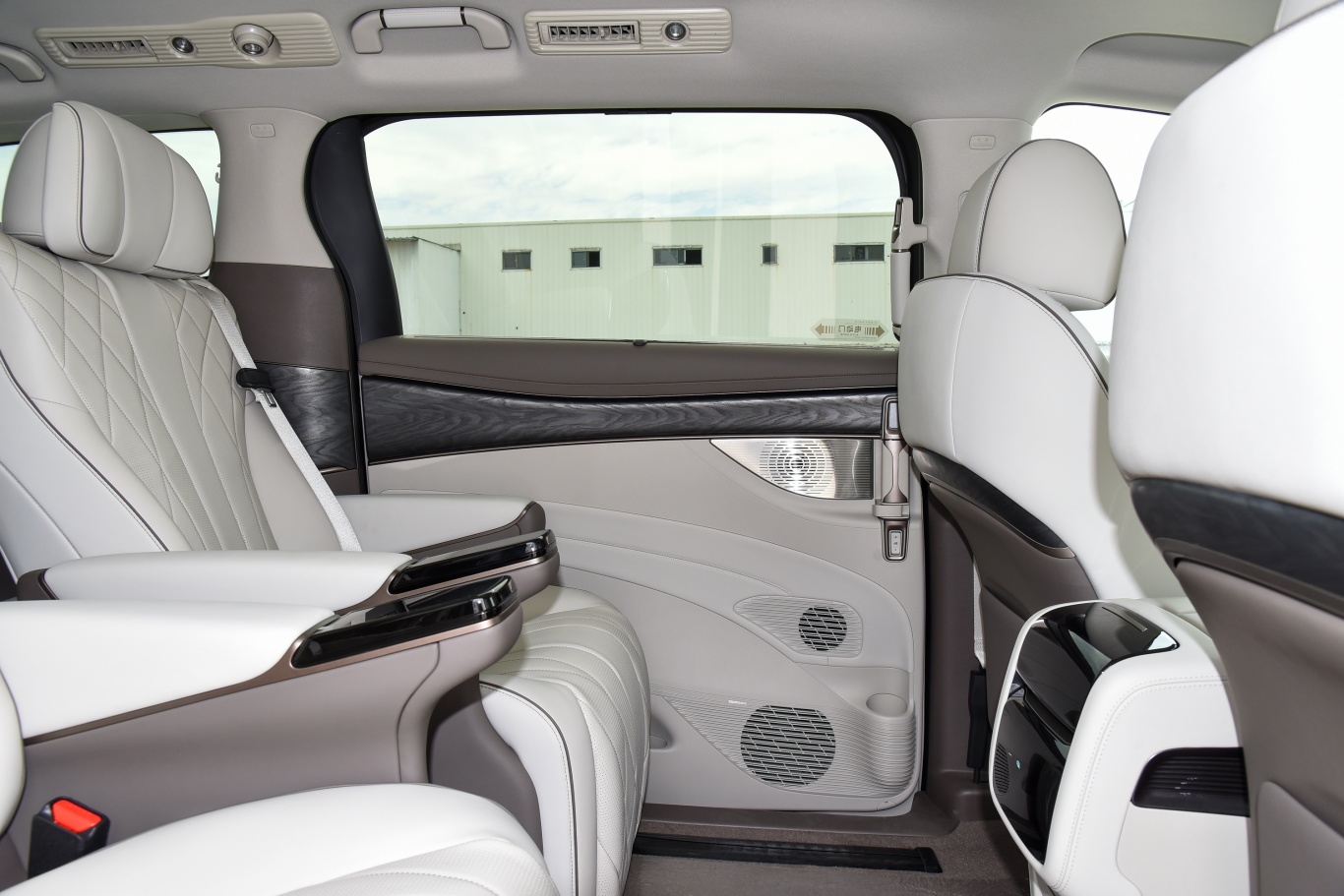 【腾势D9EV 620km 前驱尊贵版 7座空间图片-汽车图片大全】-易车