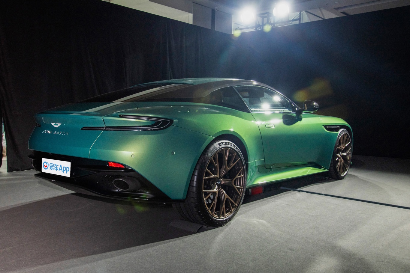 【阿斯顿·马丁DB124.0T V8正侧车头向右水平图片-汽车图片大全】-易车