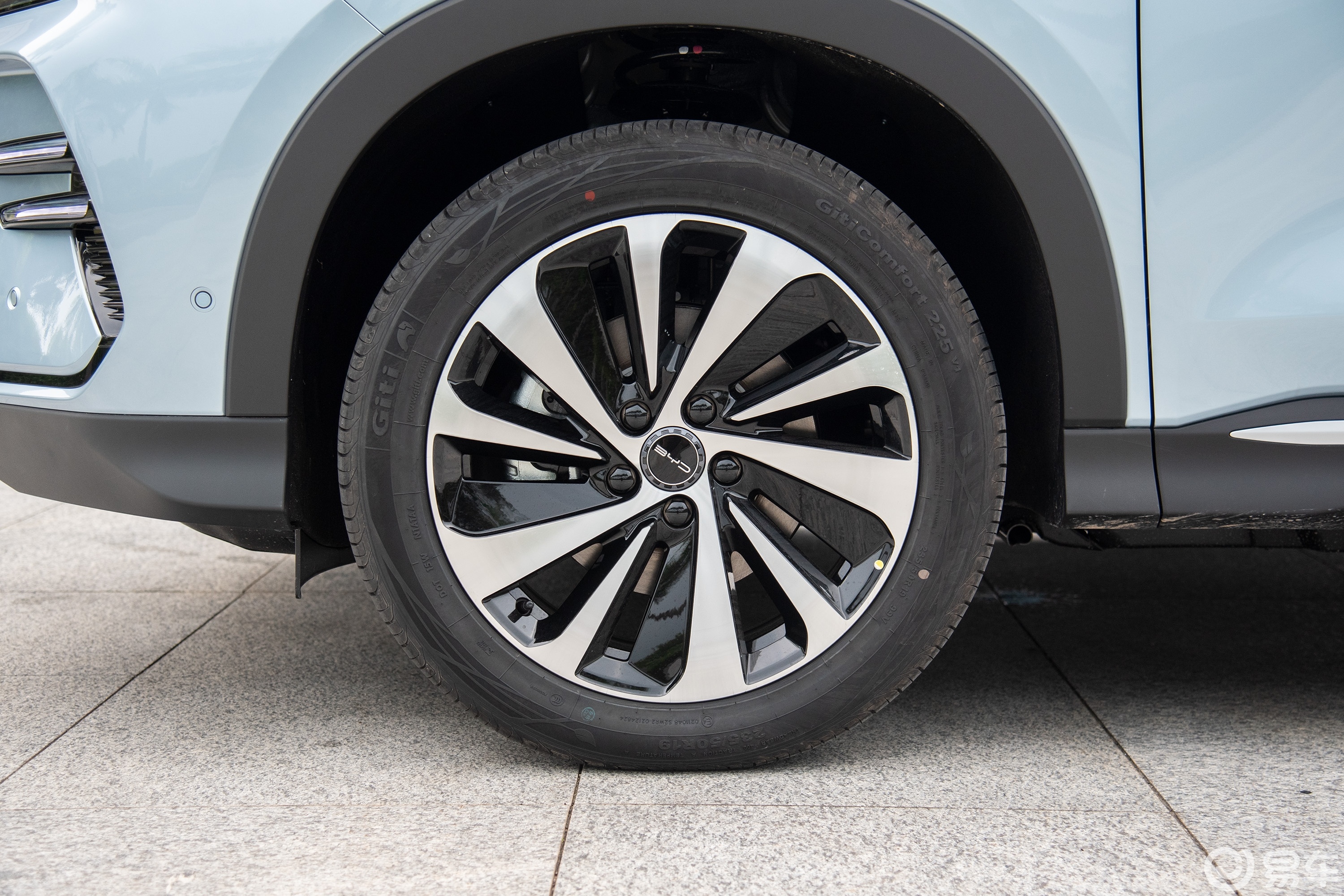 【宋PLUS新能源EV 冠军版 605km 旗舰PLUS前轮毂造型图片-汽车图片大全】-易车