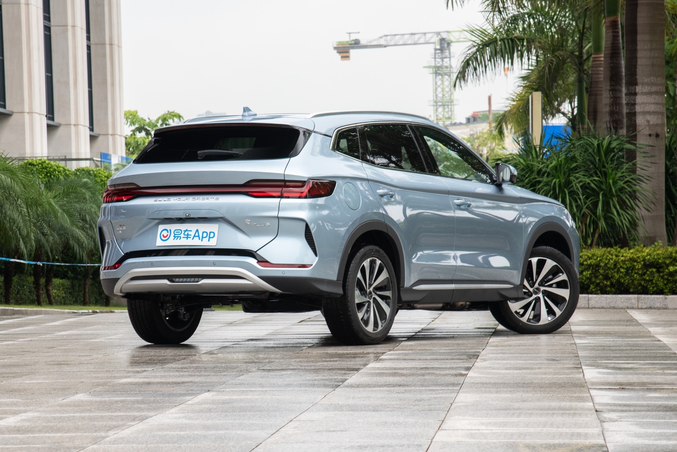 【宋PLUS新能源DM-i 冠军版 1.5L 110km 旗舰PLUS侧后45度车头向右水平图片-汽车图片大全】-易车