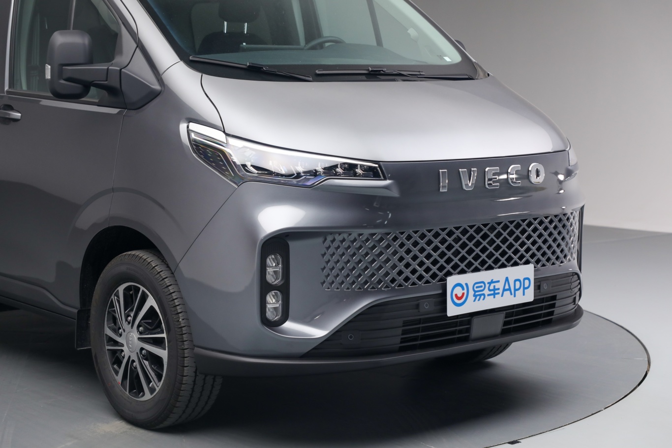 【依维柯聚星2.0T 手动短轴低顶单胎客货车 93kW 5-9座前格栅侧俯拍图片-汽车图片大全】-易车