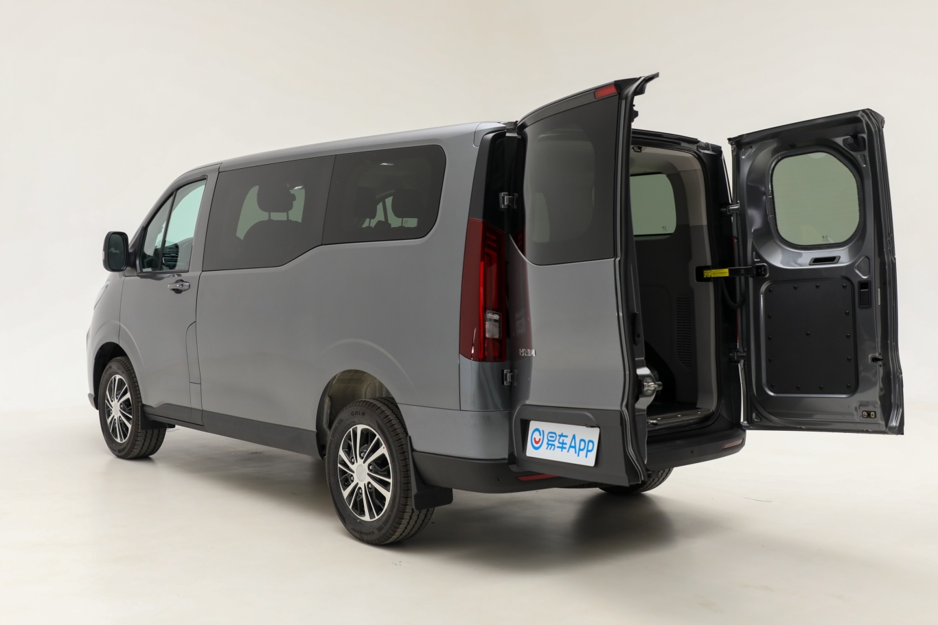 【依维柯聚星2.0T 手动短轴低顶单胎客货车 93kW 5-9座后备厢开启45度侧拍图片-汽车图片大全】-易车