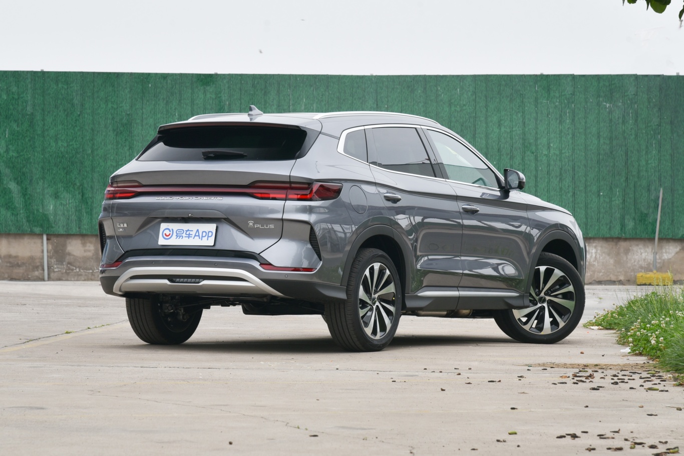 【宋PLUS新能源DM-i 冠军版 1.5L 110km 旗舰型侧后45度车头向右水平图片-汽车图片大全】-易车