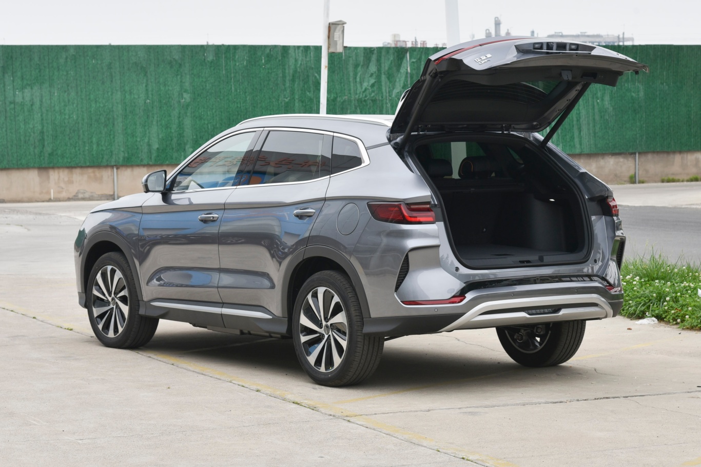 【宋PLUS新能源DM-i 冠军版 1.5L 110km 旗舰型后备厢开启45度侧拍图片-汽车图片大全】-易车