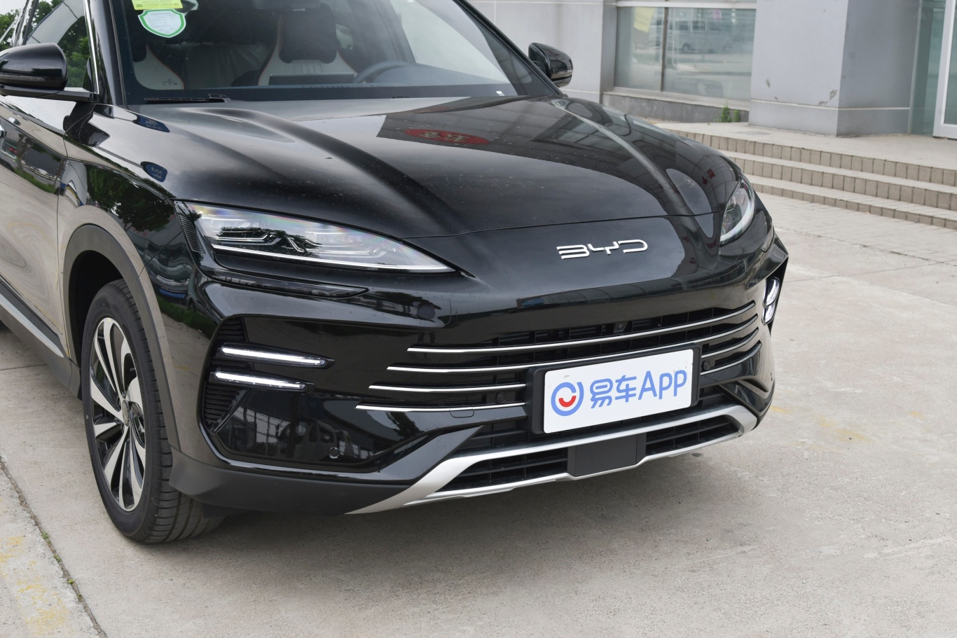 【宋PLUS新能源DM-i 冠军版 1.5L 110km 旗舰PLUS前格栅侧俯拍图片-汽车图片大全】-易车