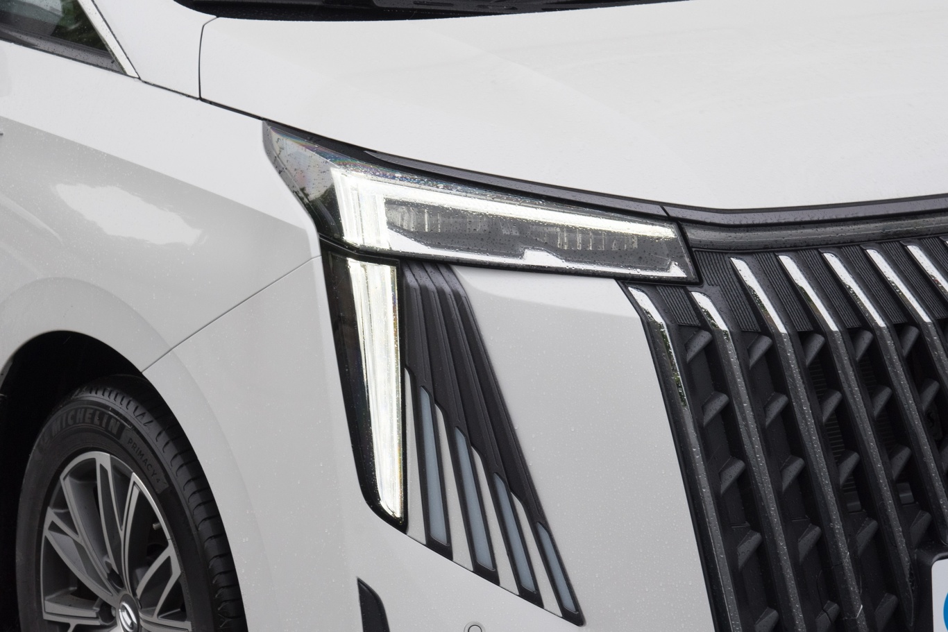 【传祺M8大师系列 2.0T 至尊版 7座大灯侧45度俯拍图片-汽车图片大全】-易车