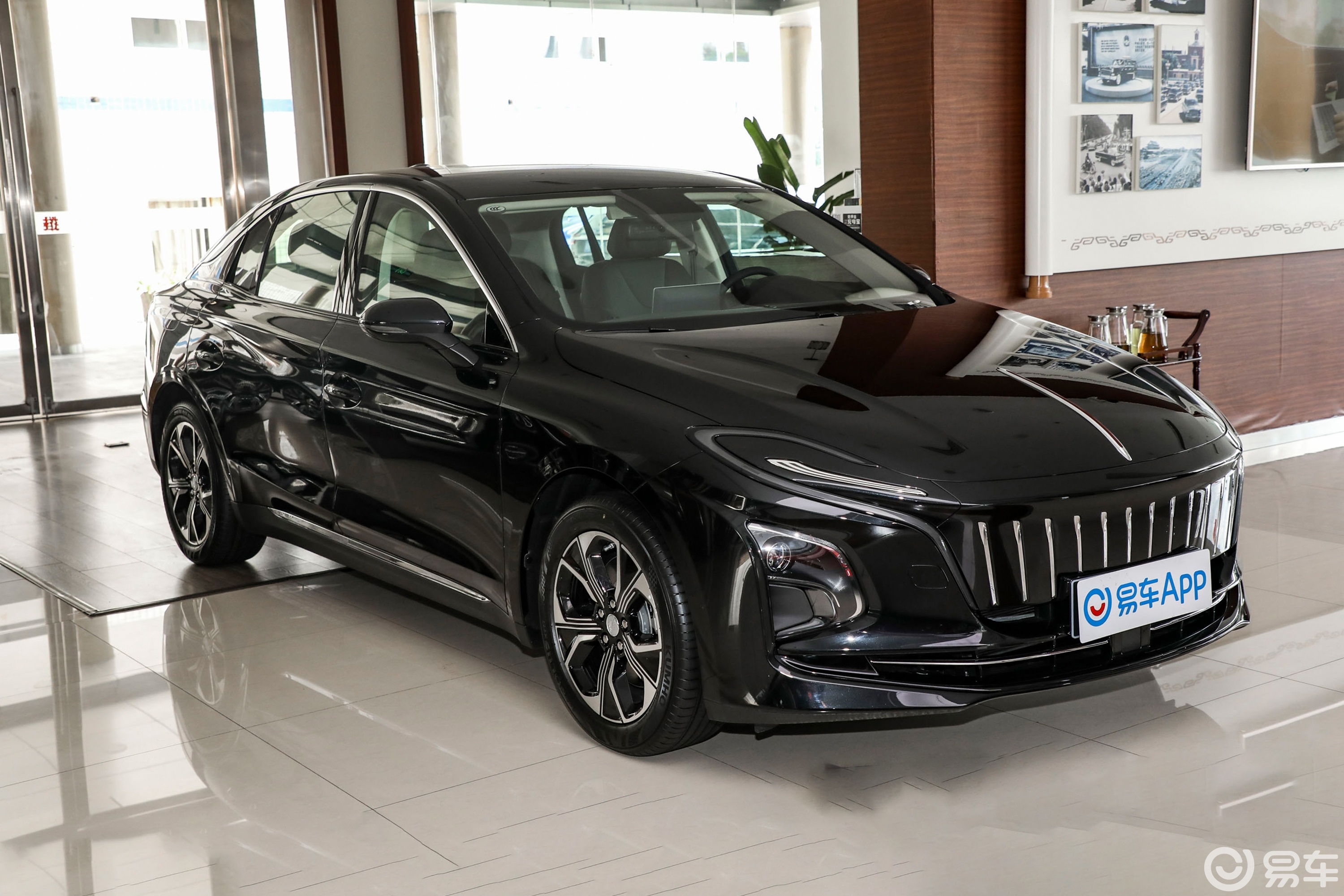 【红旗E-QM5改款 431km 基础出行版侧前45度车头向右水平图片-汽车图片大全】-易车