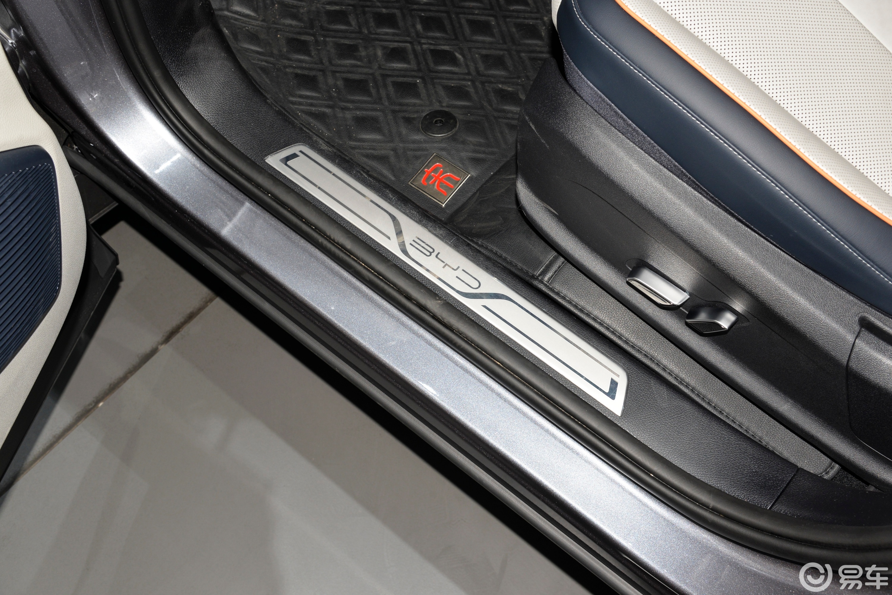 【宋PLUS新能源EV 冠军版 520km 旗舰型前排迎宾踏板图片-汽车图片大全】-易车