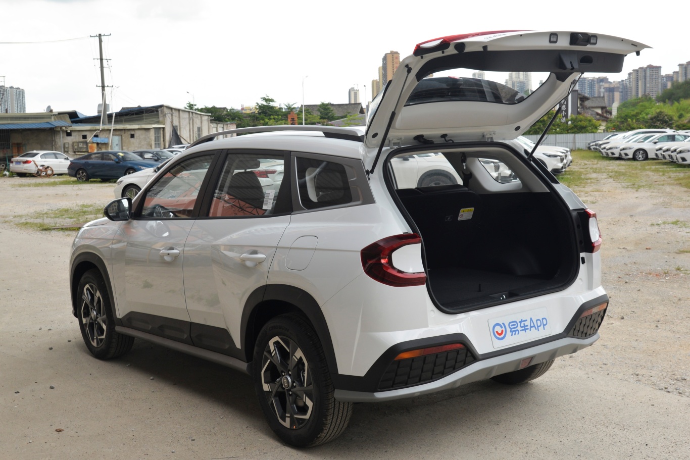 【现代ix35沐飒 2.0L DLX豪华版后备厢开启45度侧拍图片-汽车图片大全】-易车