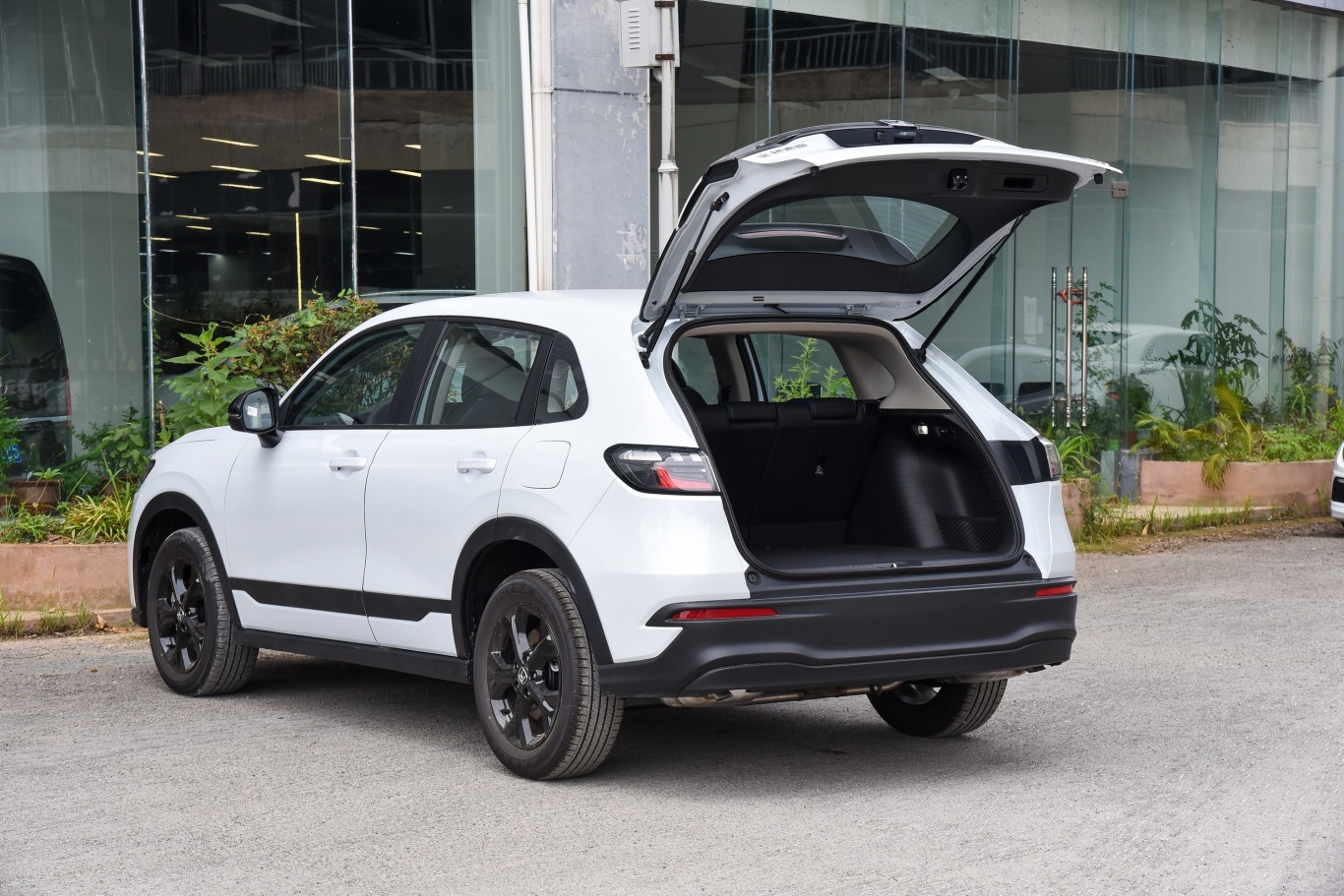 【本田HR-Ve:HEV 2.0L 动智版后备厢开启45度侧拍图片-汽车图片大全】-易车