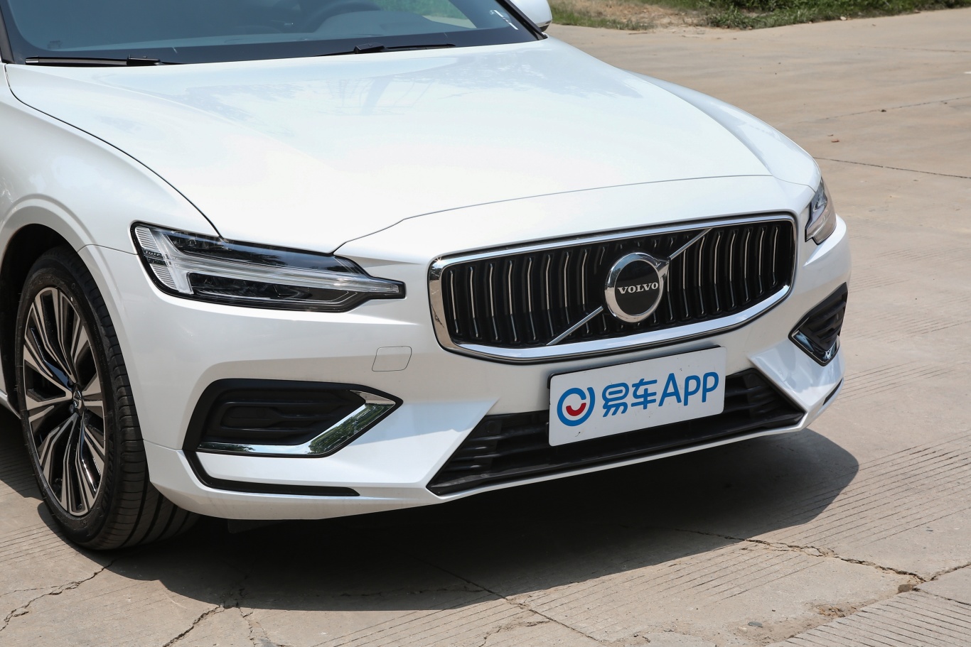 【沃尔沃S60B4 智远豪华版前格栅侧俯拍图片-汽车图片大全】-易车