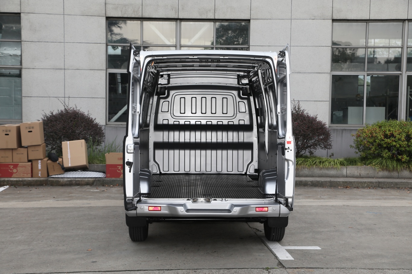 【新途EV80PRO 320km 长轴中顶后备厢图片-汽车图片大全】-易车