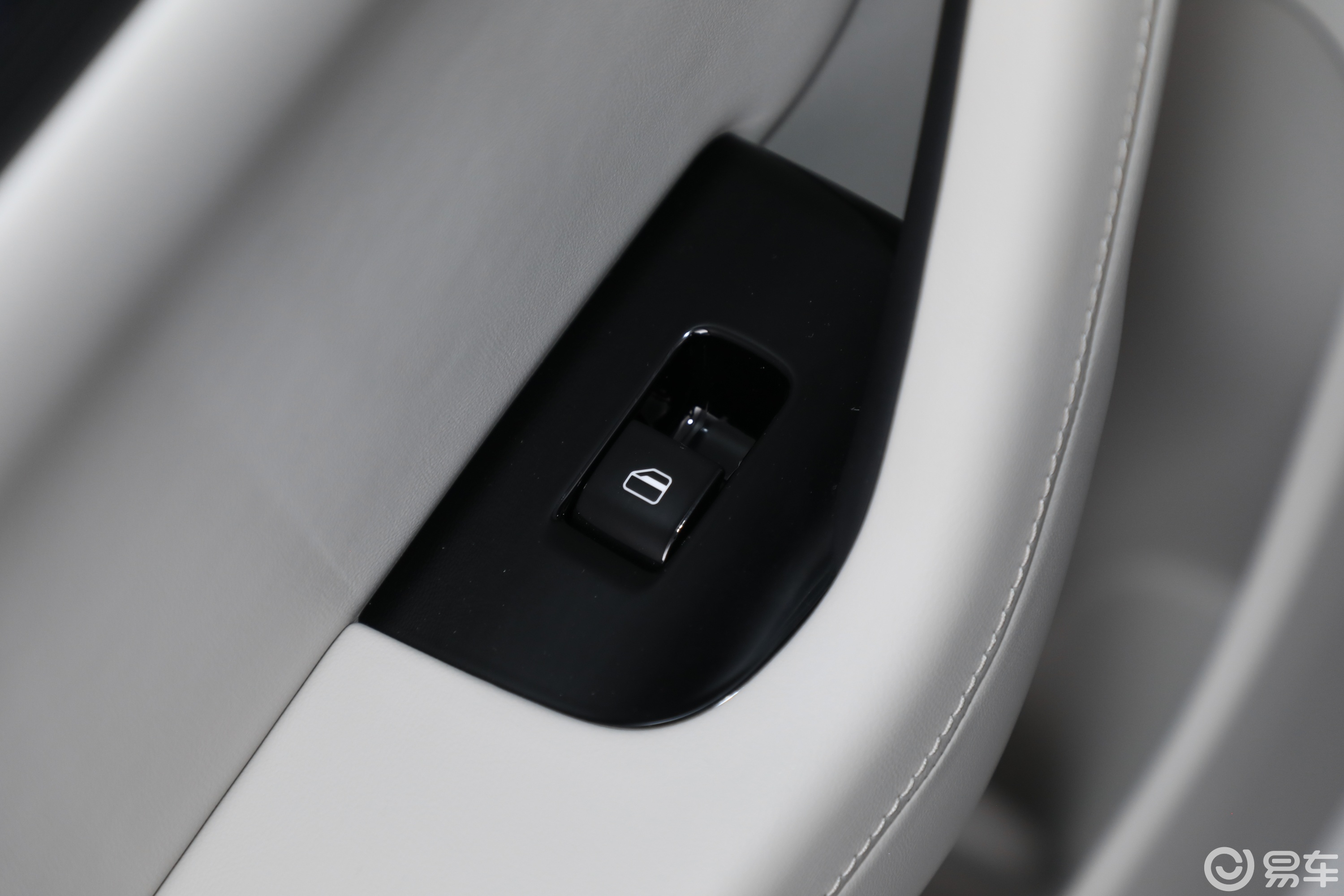 【零跑C11 纯电动650km 650后驱智享版后车窗调节图片-汽车图片大全】-易车
