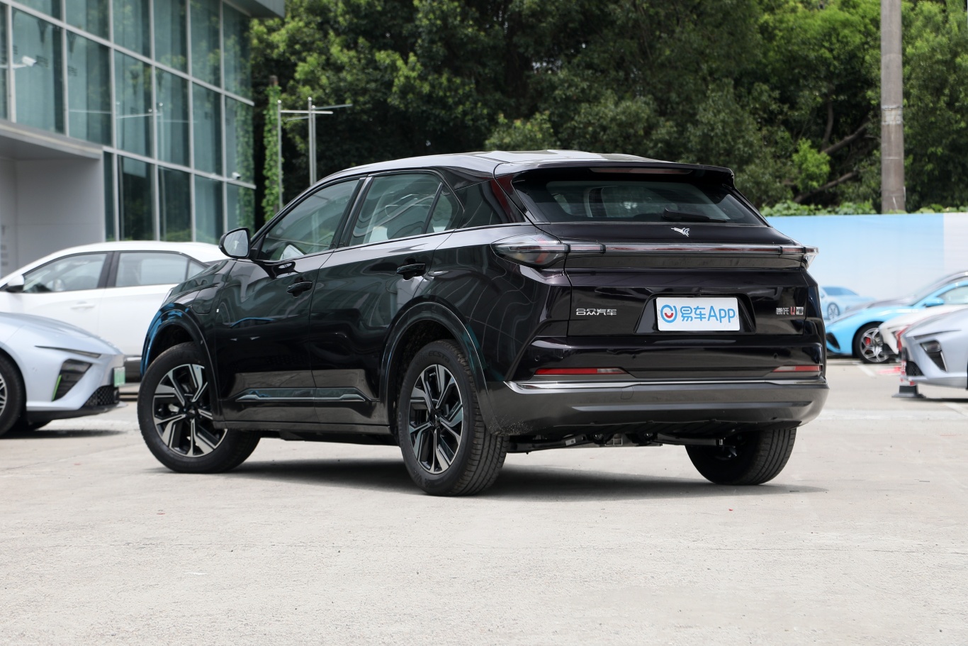 【哪吒U哪吒U-Ⅱ挑战版 401km U秀版 磷酸铁锂侧后45度车头向左水平图片-汽车图片大全】-易车