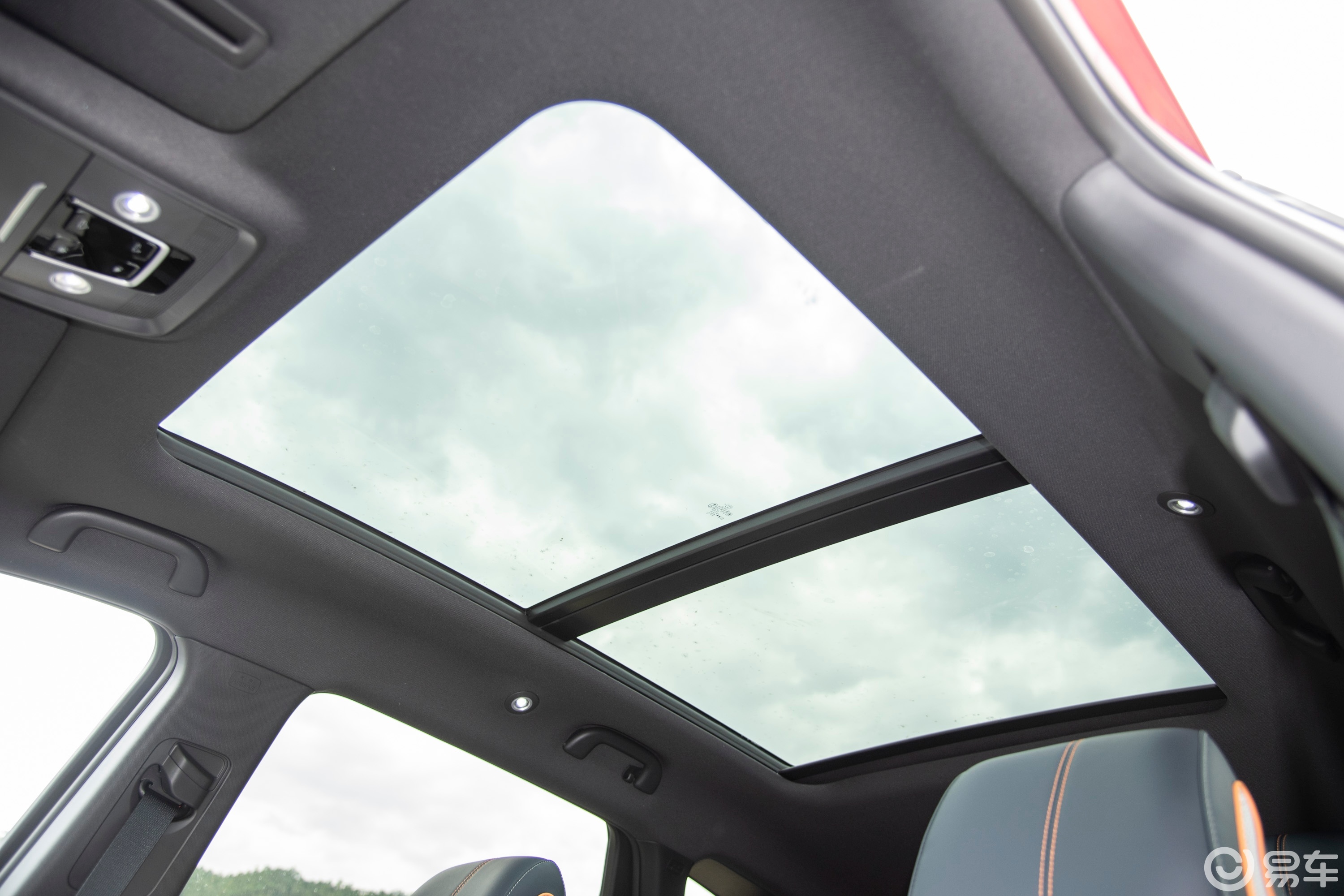 【宋PLUS新能源EV 冠军版 520km 旗舰型天窗内拍关闭图片-汽车图片大全】-易车