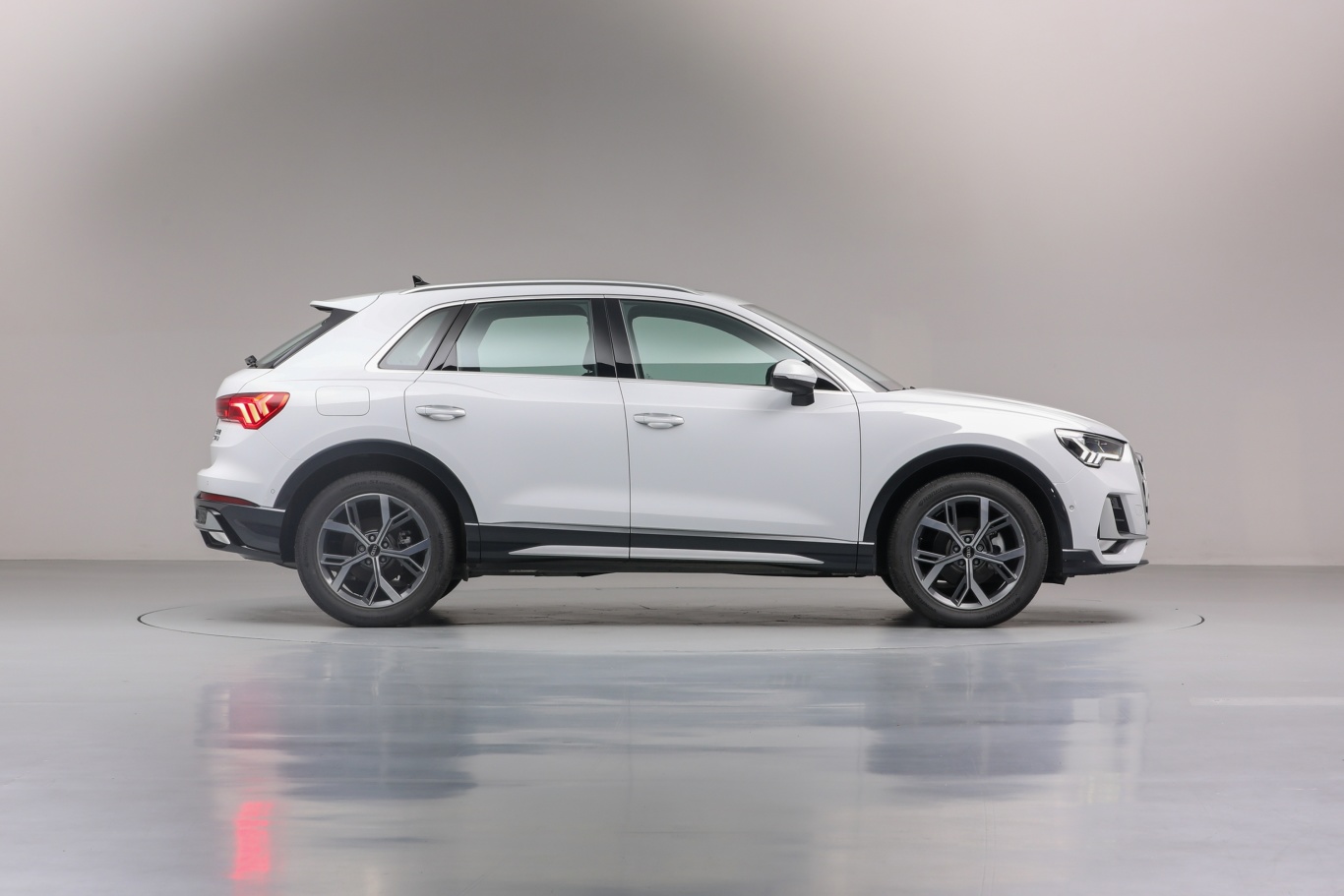 【奥迪Q335 TFSI 时尚致雅型正侧车头向右水平图片-汽车图片大全】-易车