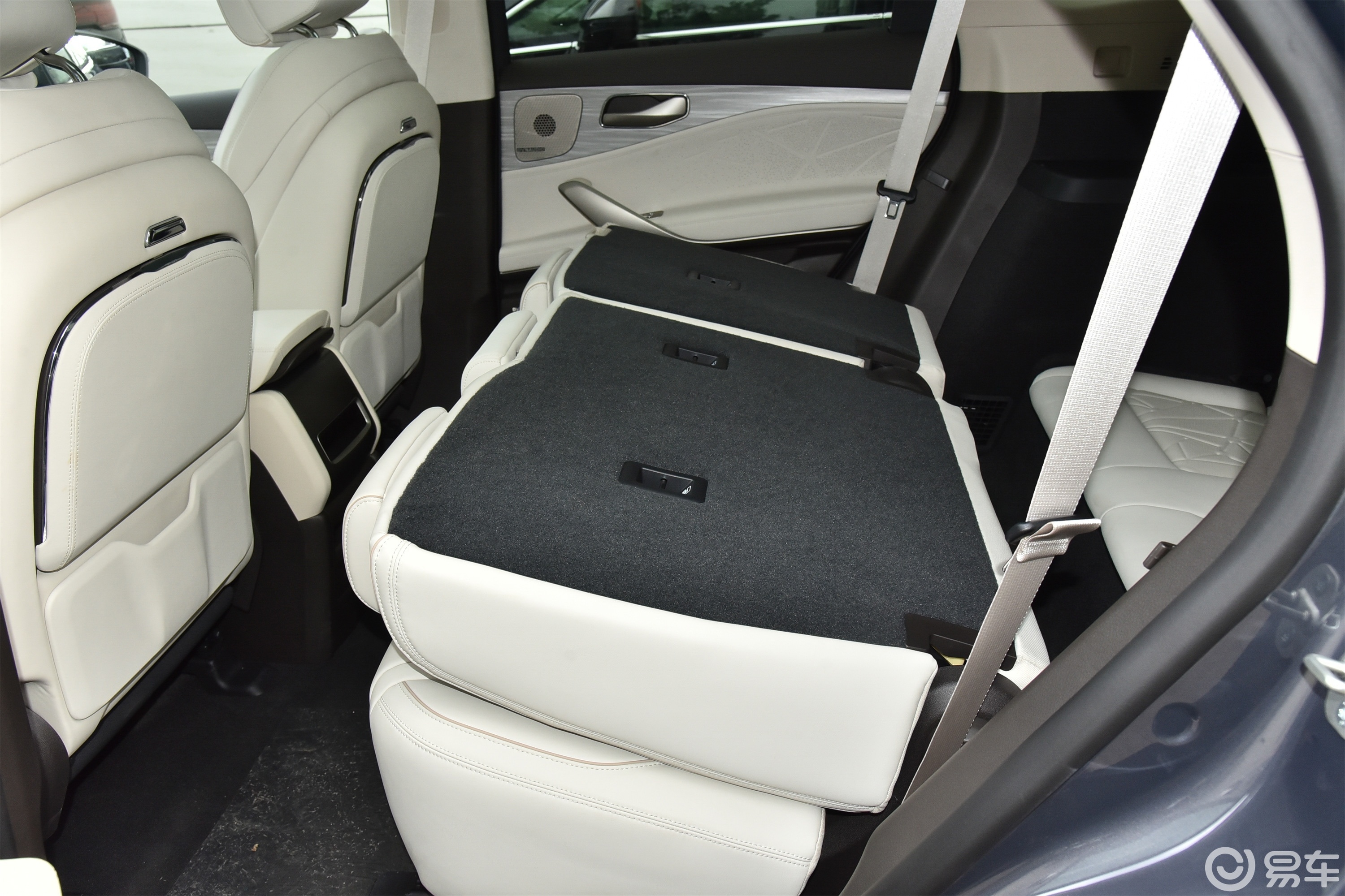 【腾势N8纯电动 640km 四驱顶配版后排空间图片-汽车图片大全】-易车