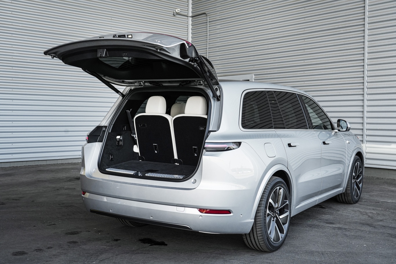 【理想L9L9 Pro后备厢开启45度侧拍图片-汽车图片大全】-易车