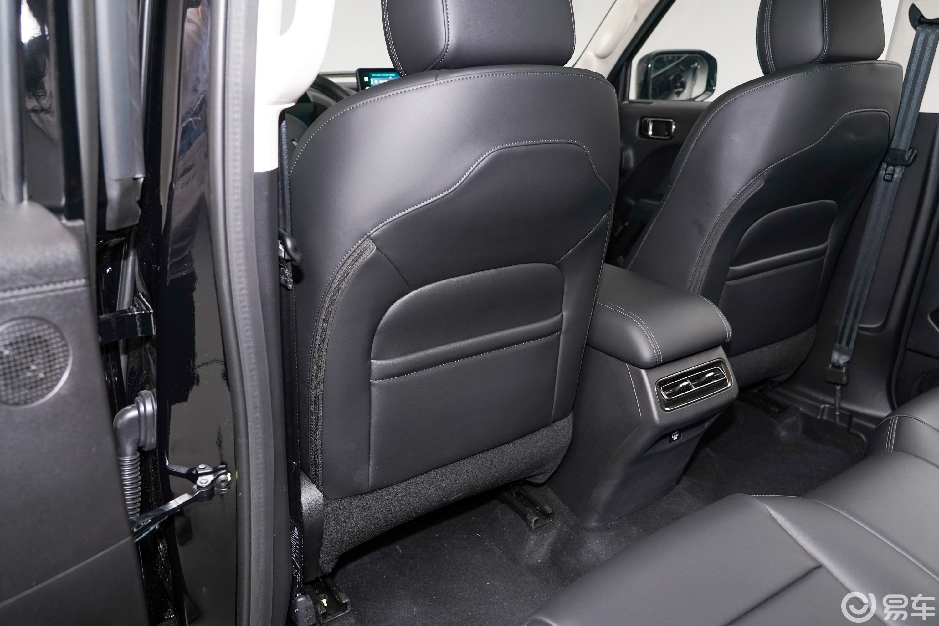 【哈弗猛龙1.5T 145km 探索版后排空间图片-汽车图片大全】-易车