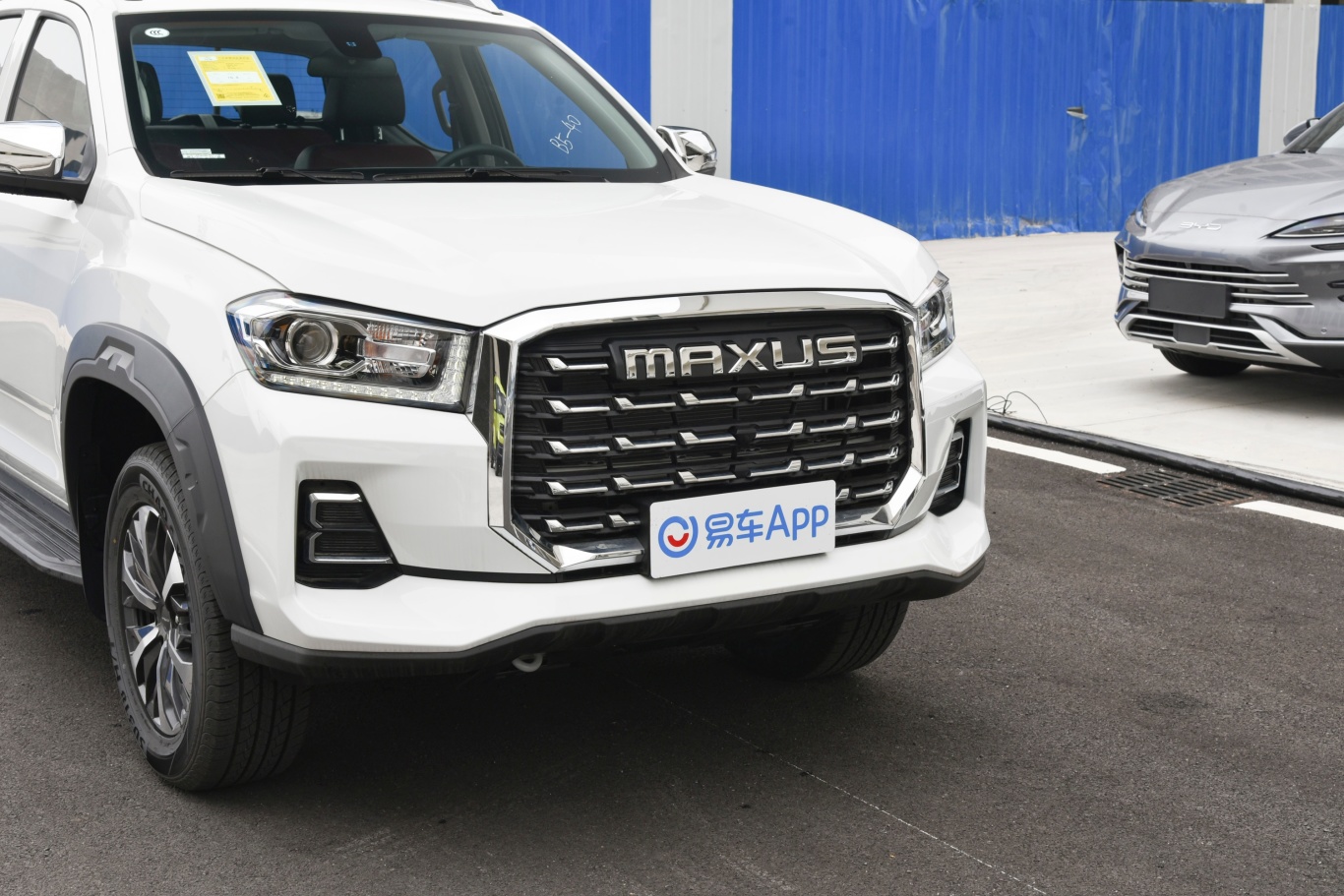 【上汽大通MAXUS 星际R2.0T 手动两驱长箱豪华版 柴油前格栅侧俯拍图片-汽车图片大全】-易车