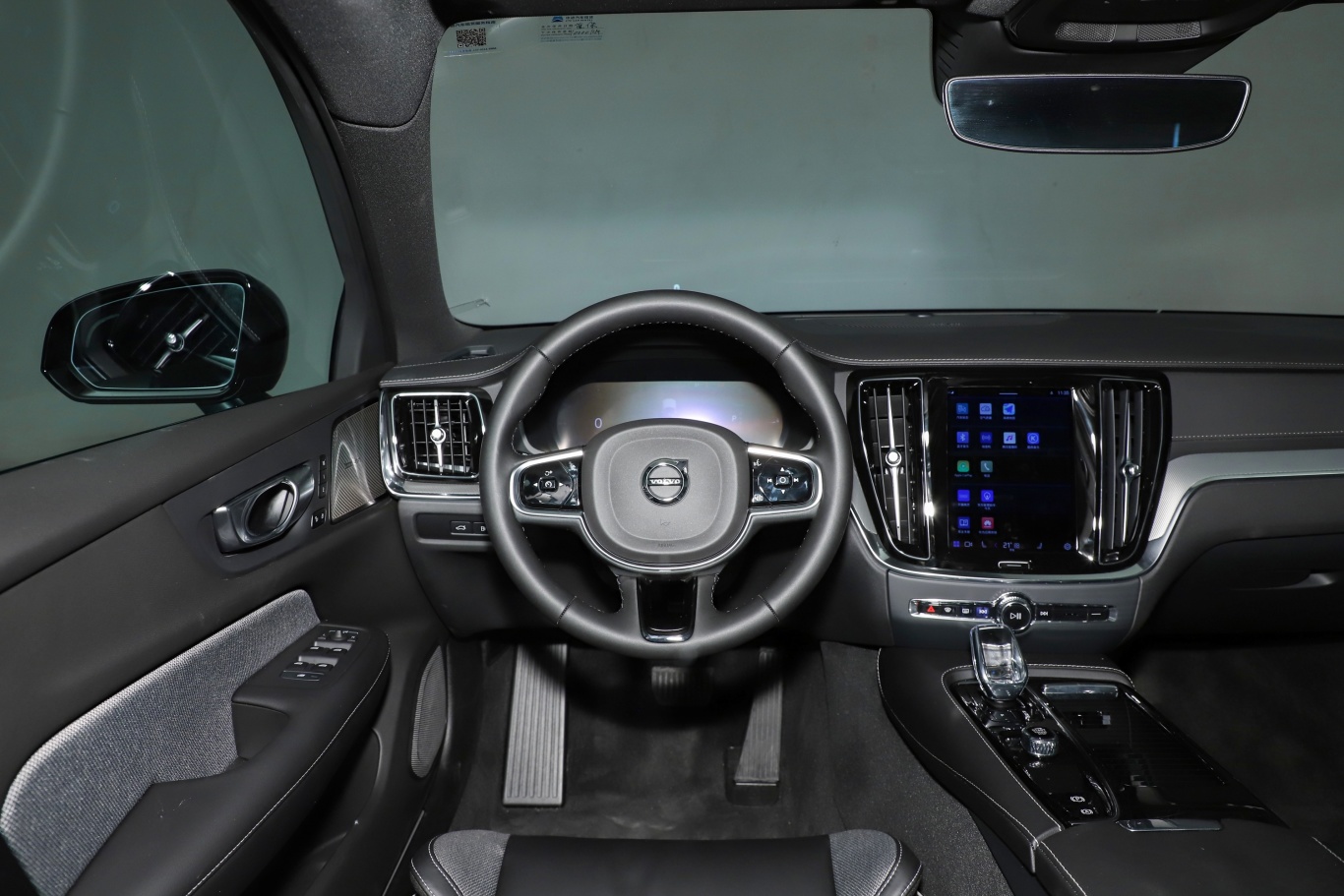 【沃尔沃S60 插电混动2.0T 84km 四驱智雅极夜黑版驾驶位区域图片-汽车图片大全】-易车