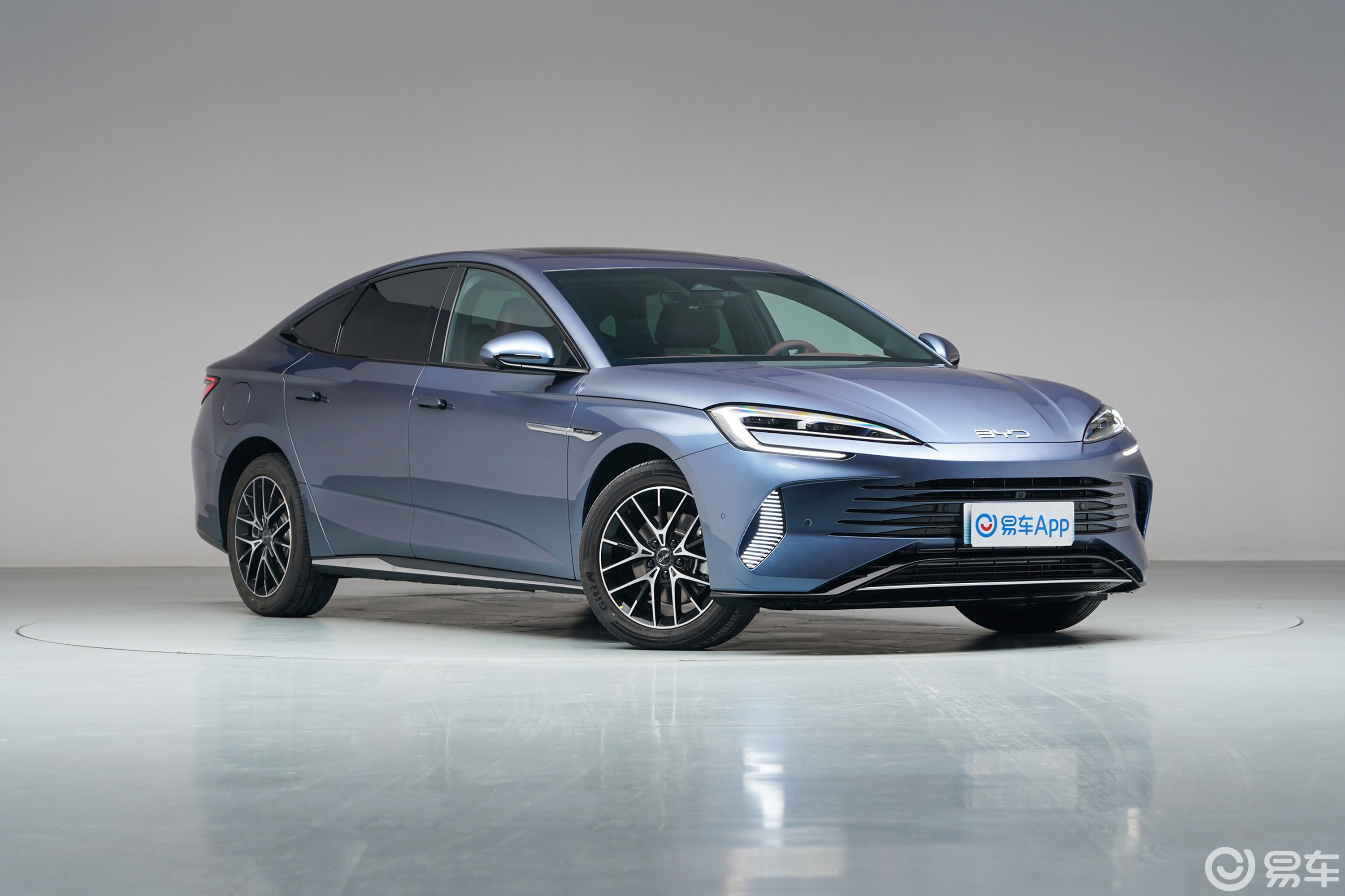 【海豹DM-i 1.5T 121km 旗舰型侧前45度车头向右水平图片-汽车图片大全】-易车