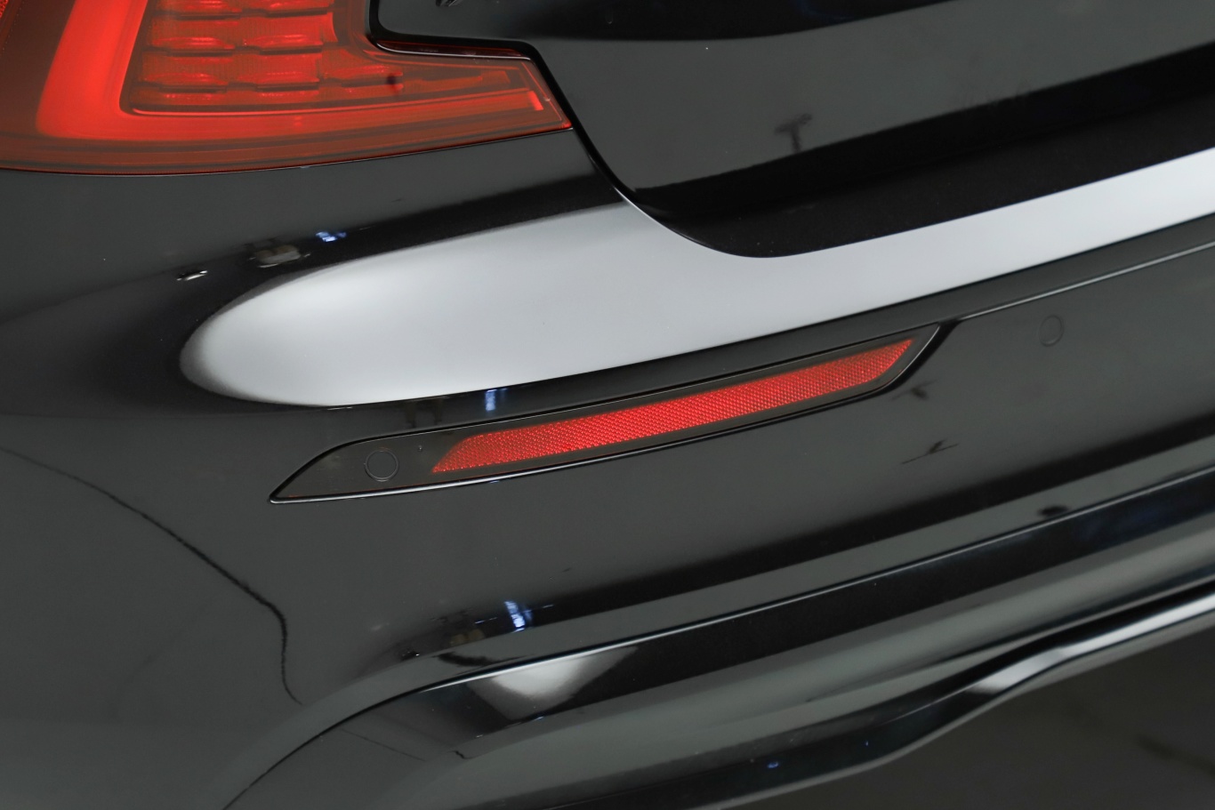 【沃尔沃S60 插电混动2.0T 84km 四驱智雅极夜黑版外观细节图片-汽车图片大全】-易车