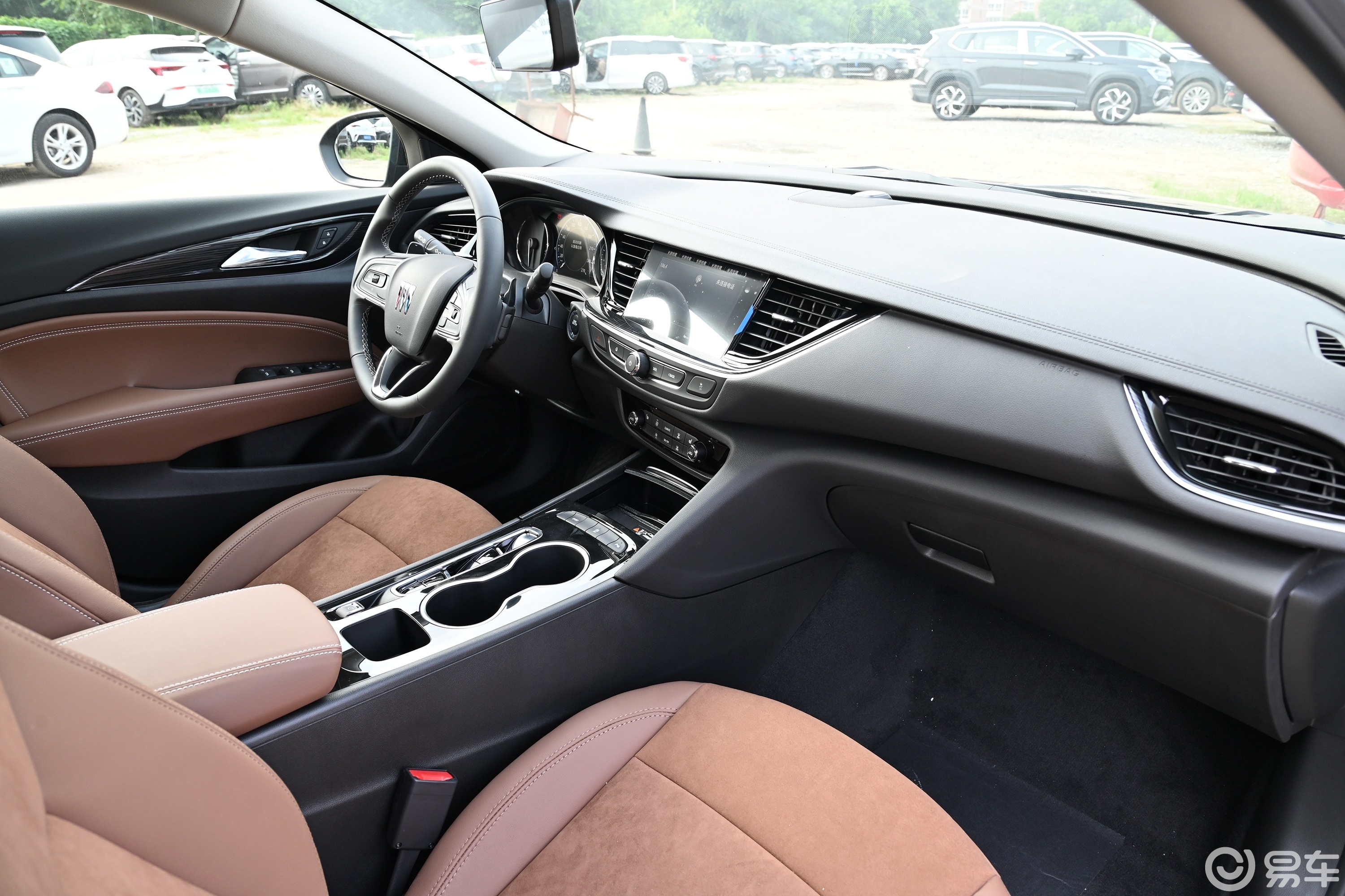 【君威28T 纵享版内饰全景副驾驶员方向图片-汽车图片大全】-易车