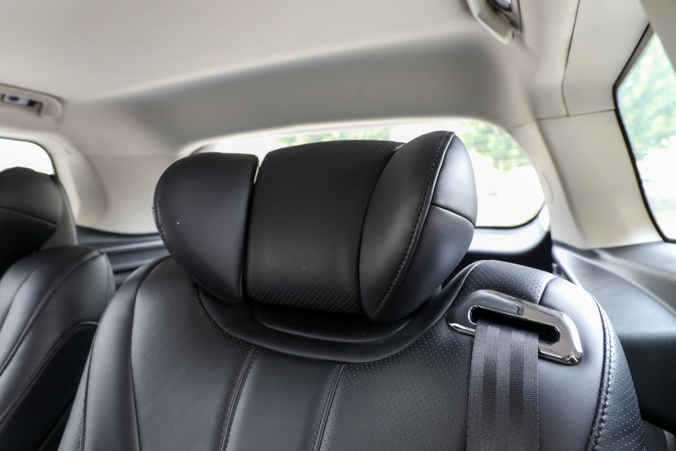 【远志M1改款 450km 头等舱 4座后排空间图片-汽车图片大全】-易车