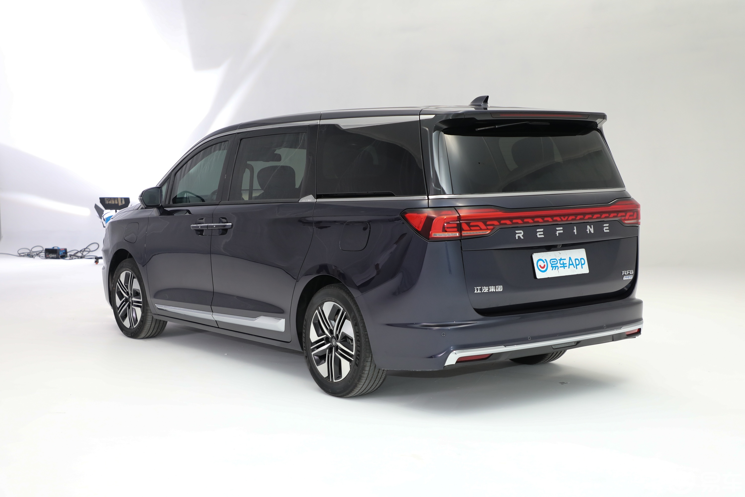 【瑞风RF8 PHEV智聆 1.5T 150km 旗舰版侧后45度车头向左水平图片-汽车图片大全】-易车